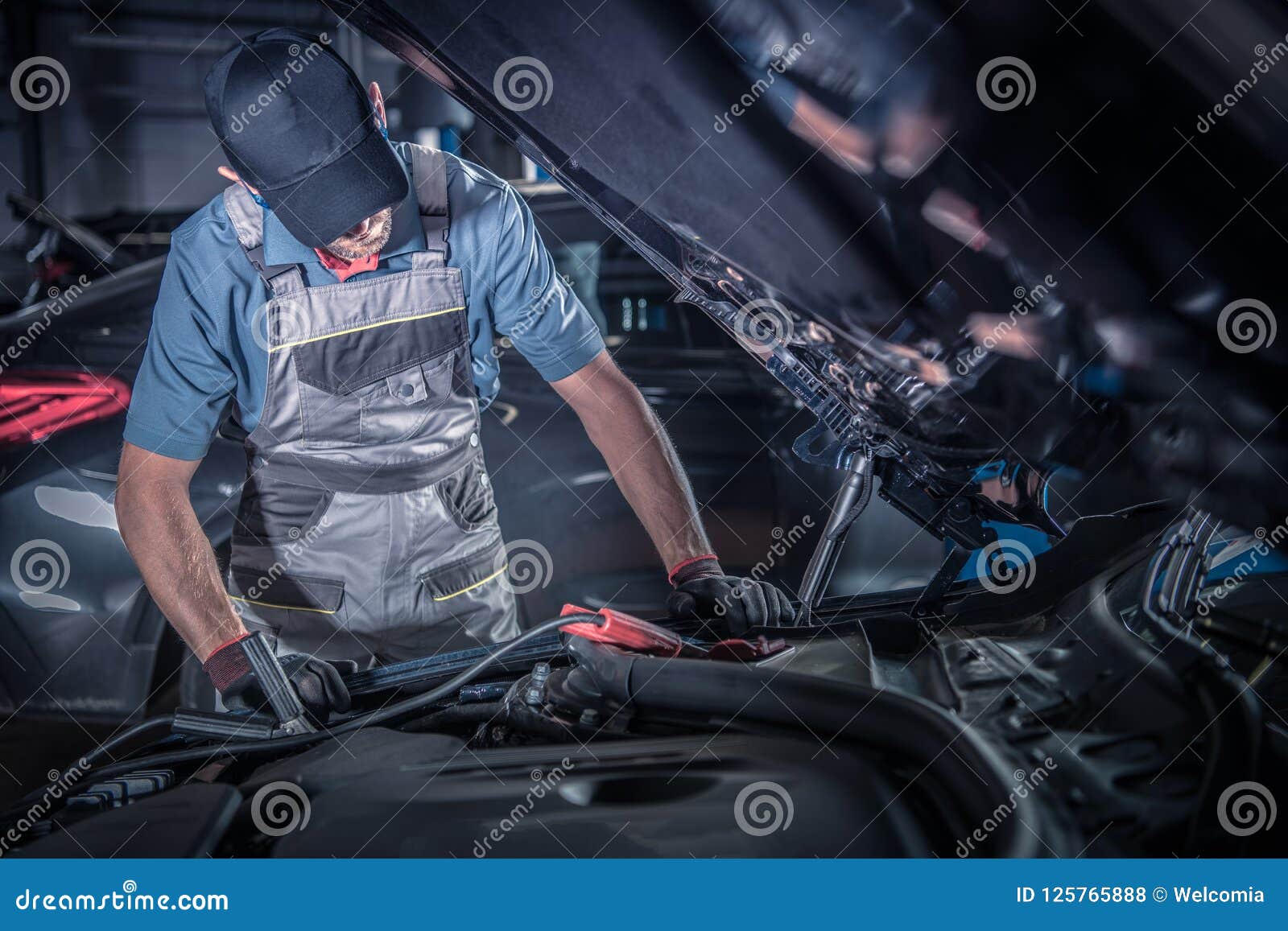 Auto-Mechaniker Work stockfoto. Bild von teile, industrie - 125765888