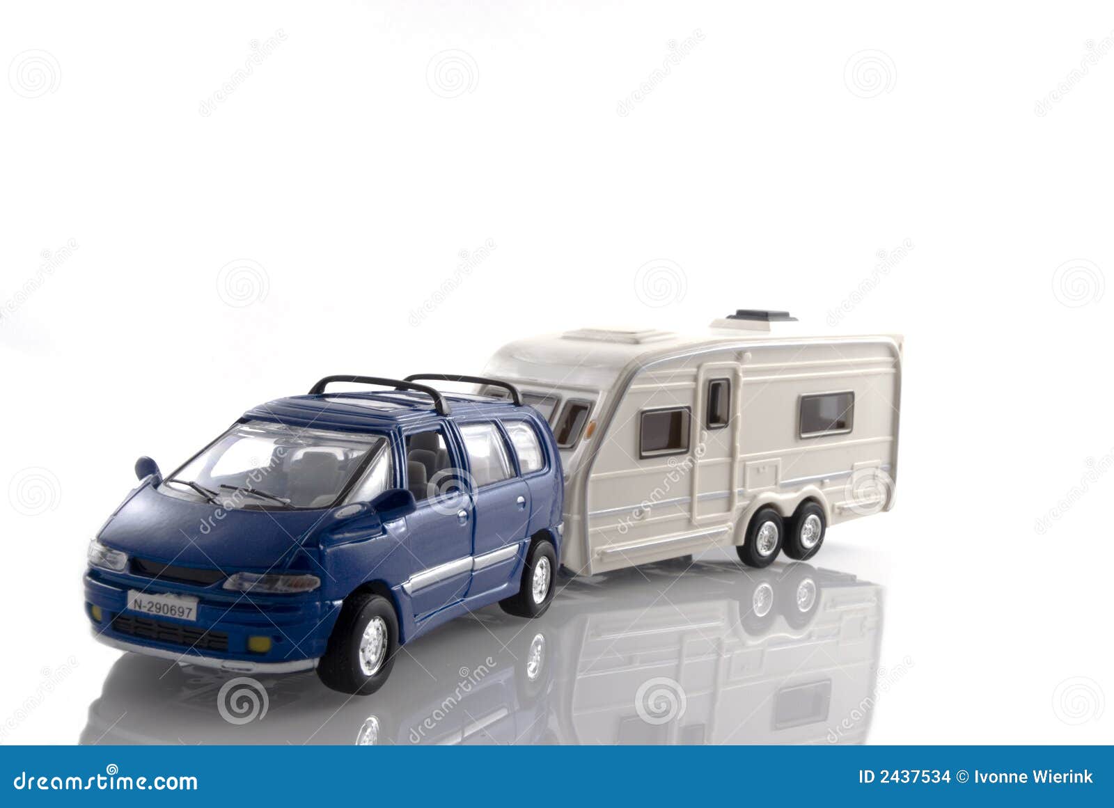 Auto met caravan stock foto. Image of achtergrond, vervoer - 2437534