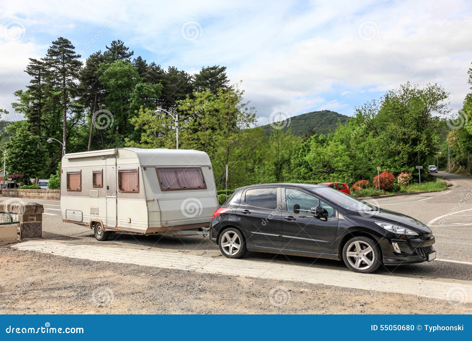Auto Met Een Caravan Op De Weg Stock Foto - Image of reis, kamperen ...