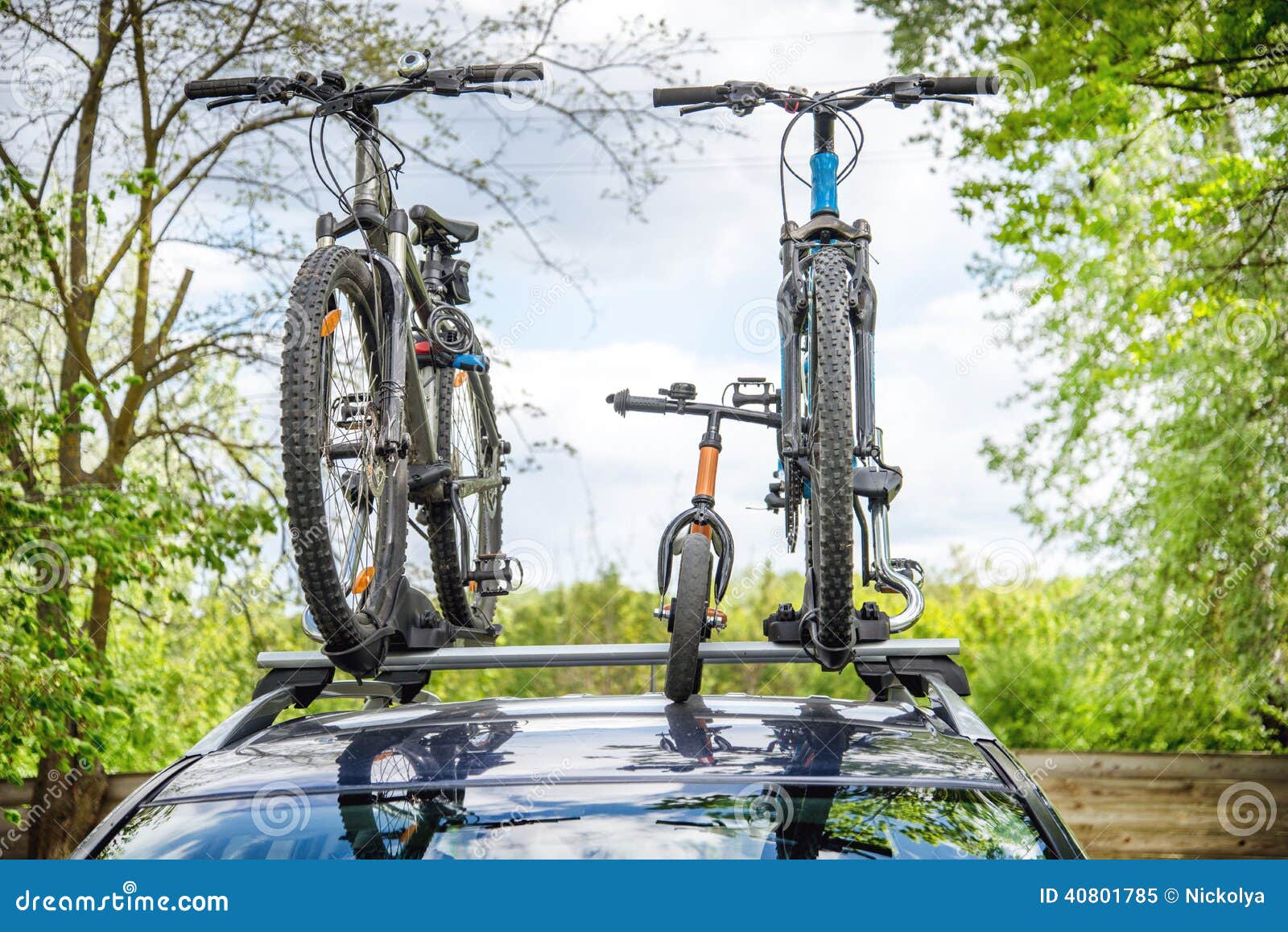 Auto met fietsen op het stock afbeelding. Image of platteland - 40801785