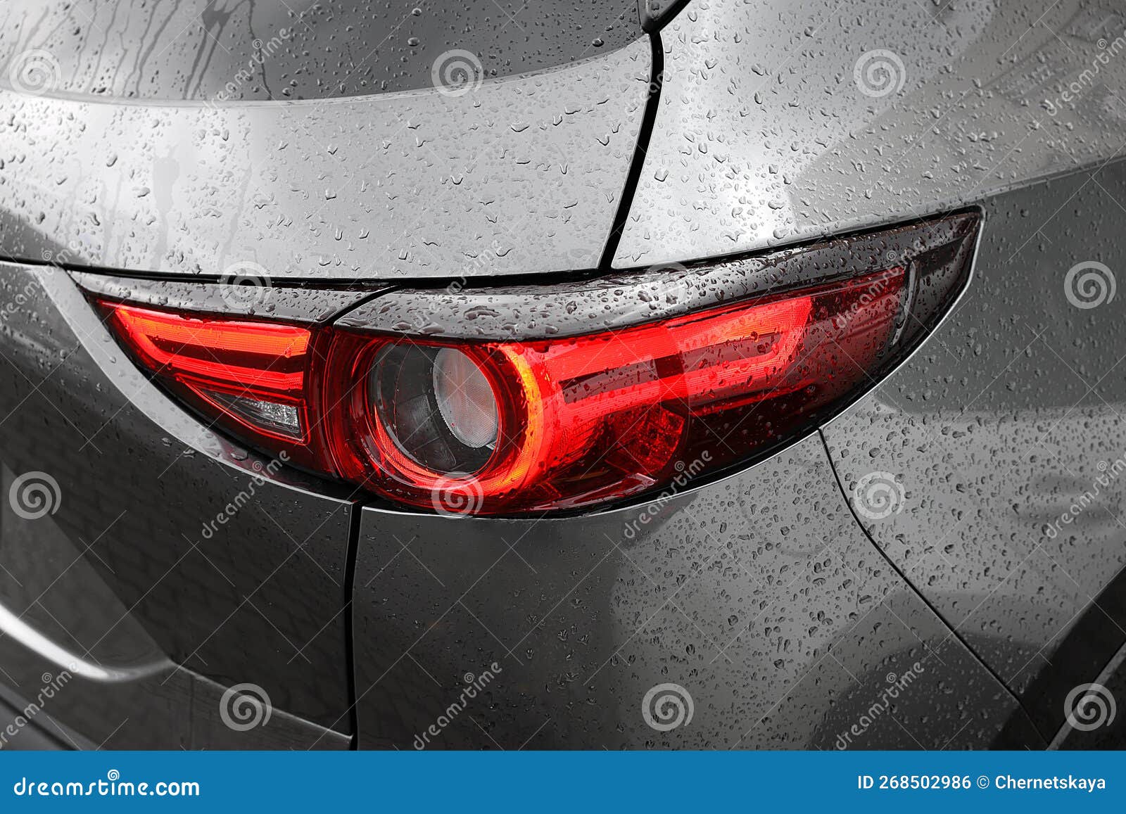 Auto Met Ingeschakeld Sluitsein in Druppels Water Stock Foto - Image of ...