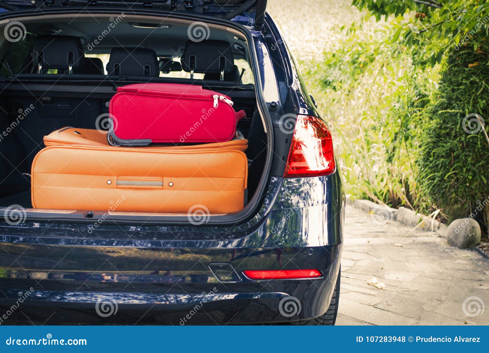 Auto met koffers stock foto. Image of bagage, achtergrond - 107283948