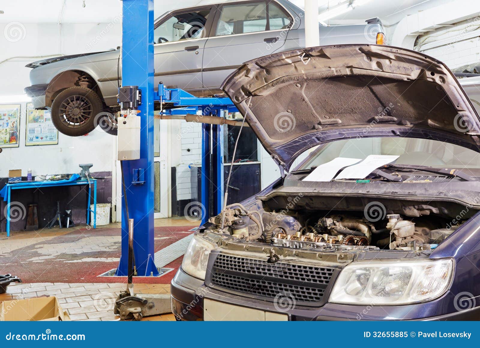 Auto Mit Offener Haube Und Auto Auf Auto Heben an Redaktionelles Bild ...