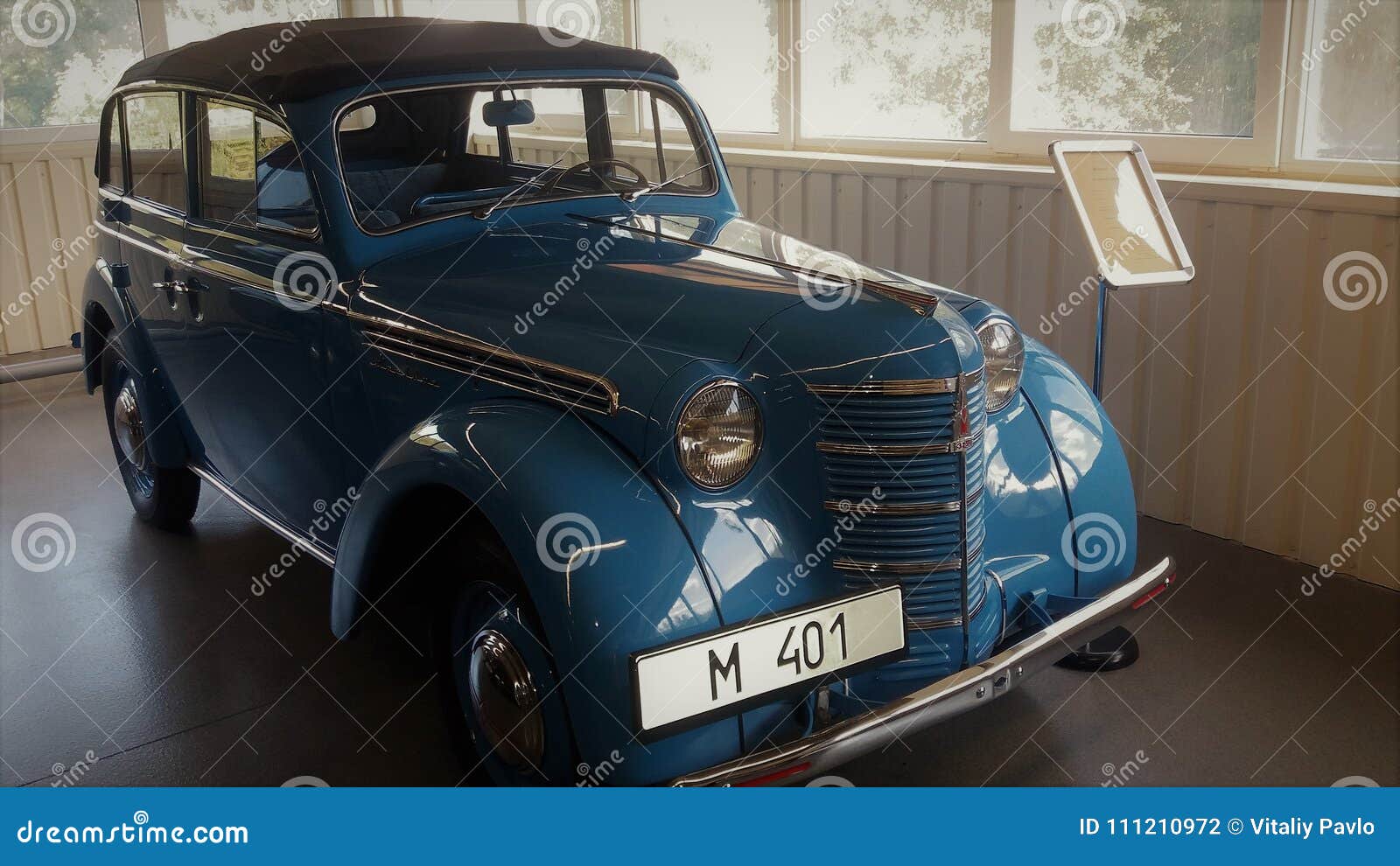 Auto Moskvich 401 fotografia editorial. Imagem de grande - 111210972