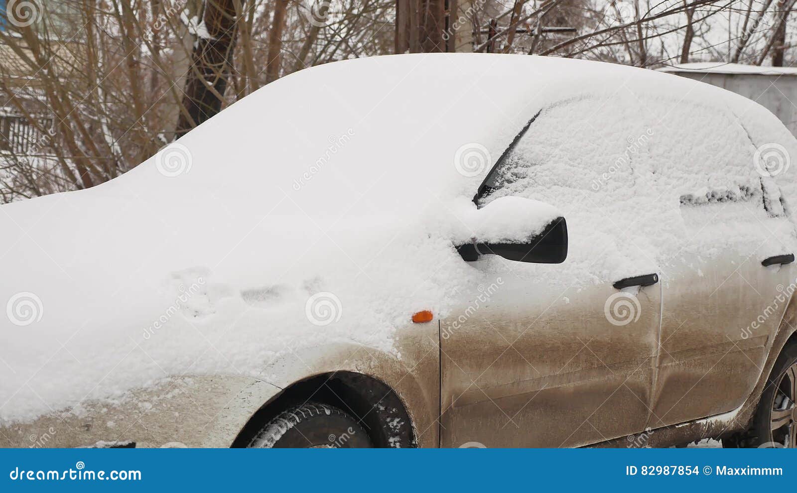 Auto Onder Sneeuw in Slecht Weer De Winter Stock Foto - Image of ...