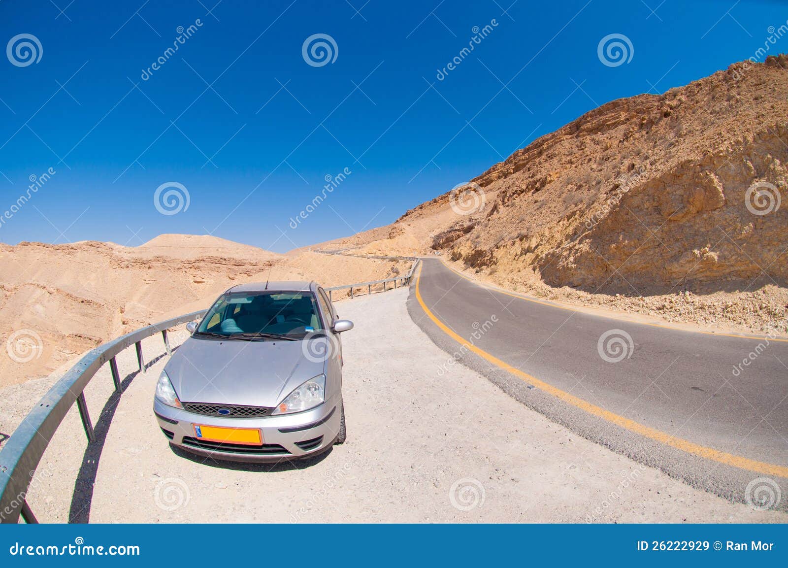 Auto Op De Weg in De Woestijn Stock Afbeelding - Image of vakantie ...