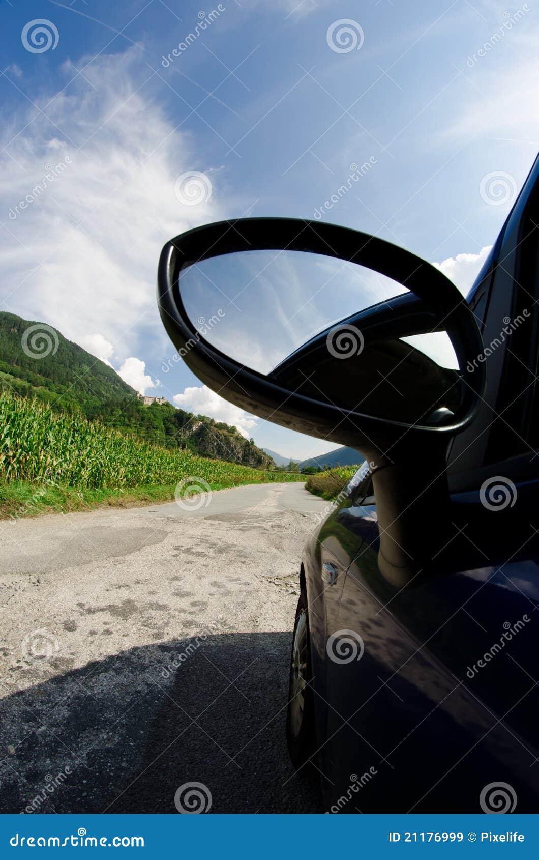 Auto op een weg stock afbeelding. Image of asfalt, vervagen - 21176999