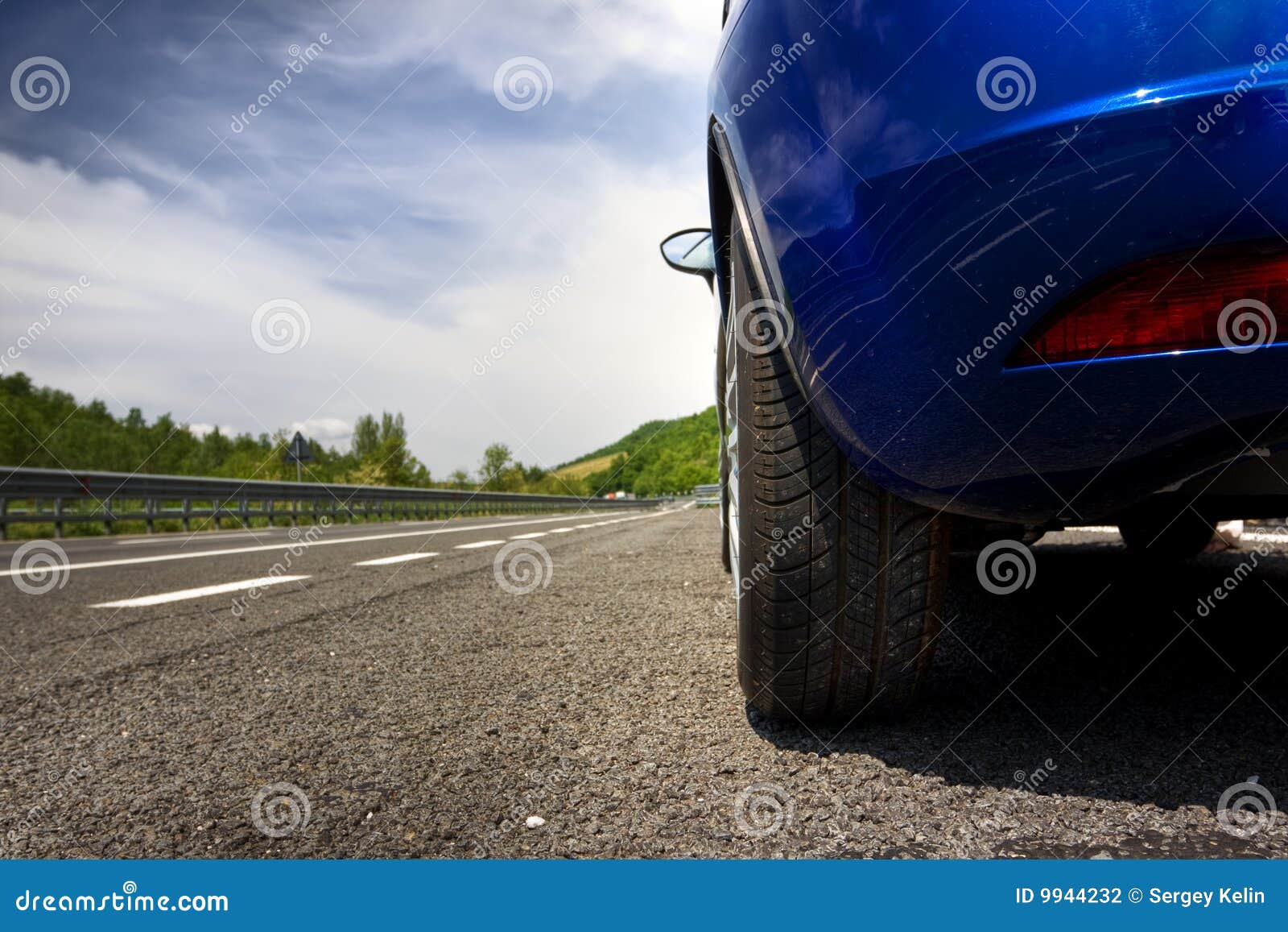 Auto op een weg stock foto. Image of manier, landschap - 9944232