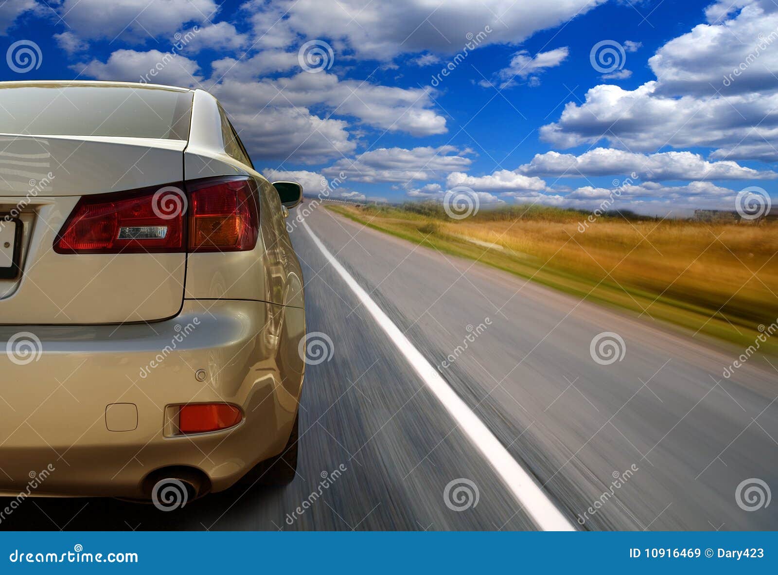 Auto op open weg stock afbeelding. Image of reis, wolken - 10916469