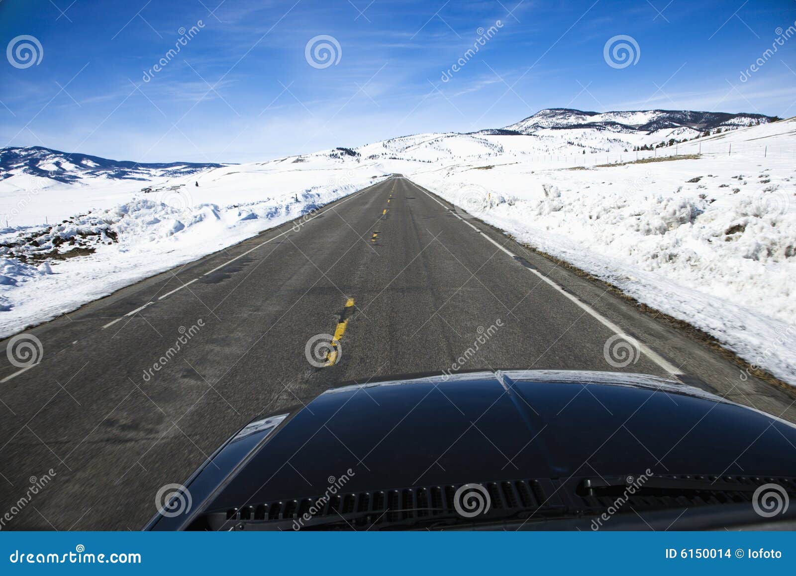 Auto op weg in de winter. stock foto. Image of landschap - 6150014