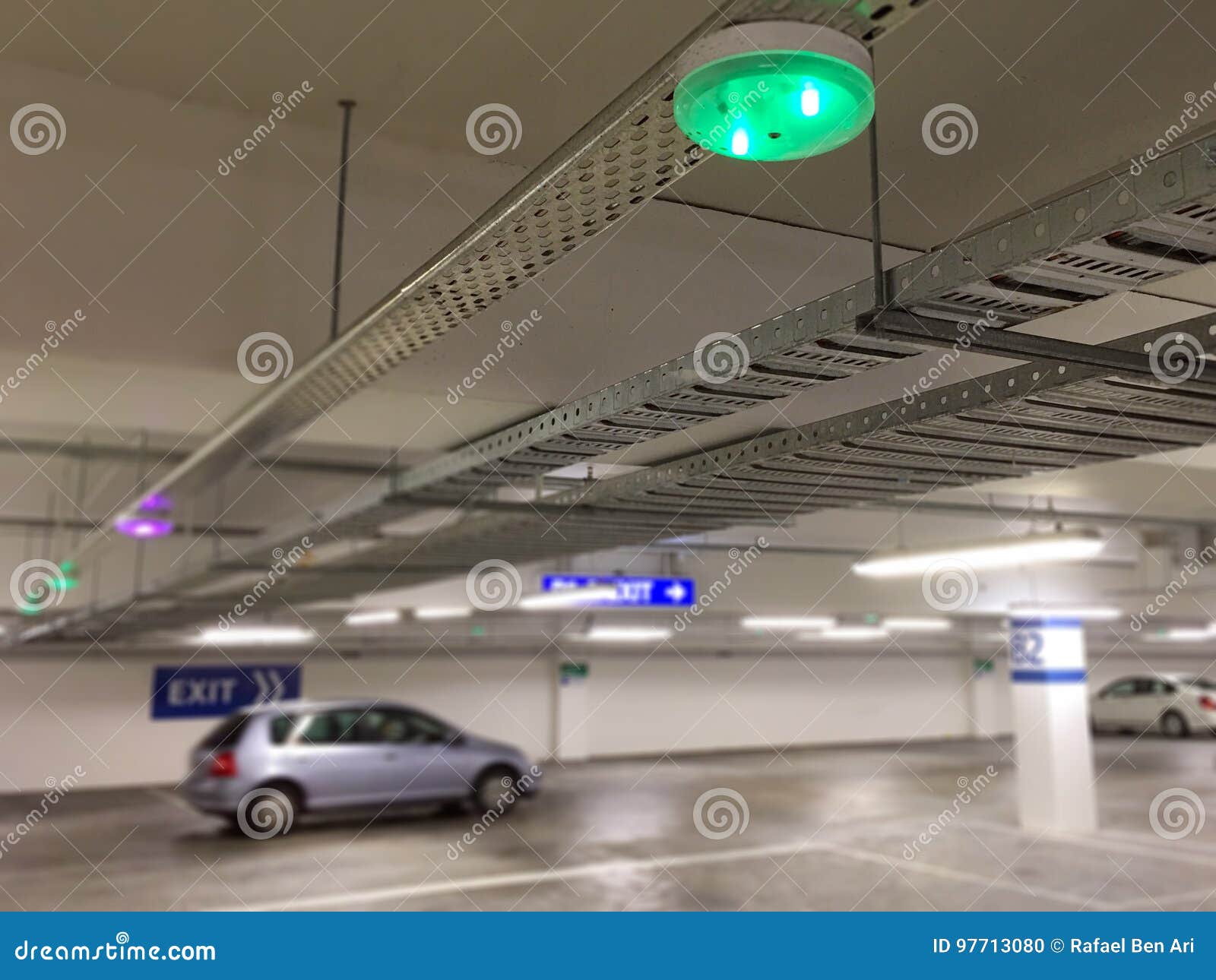 Auto-Parkplatz-Sensoren Auf Decke, Stockfoto - Bild von auto ...