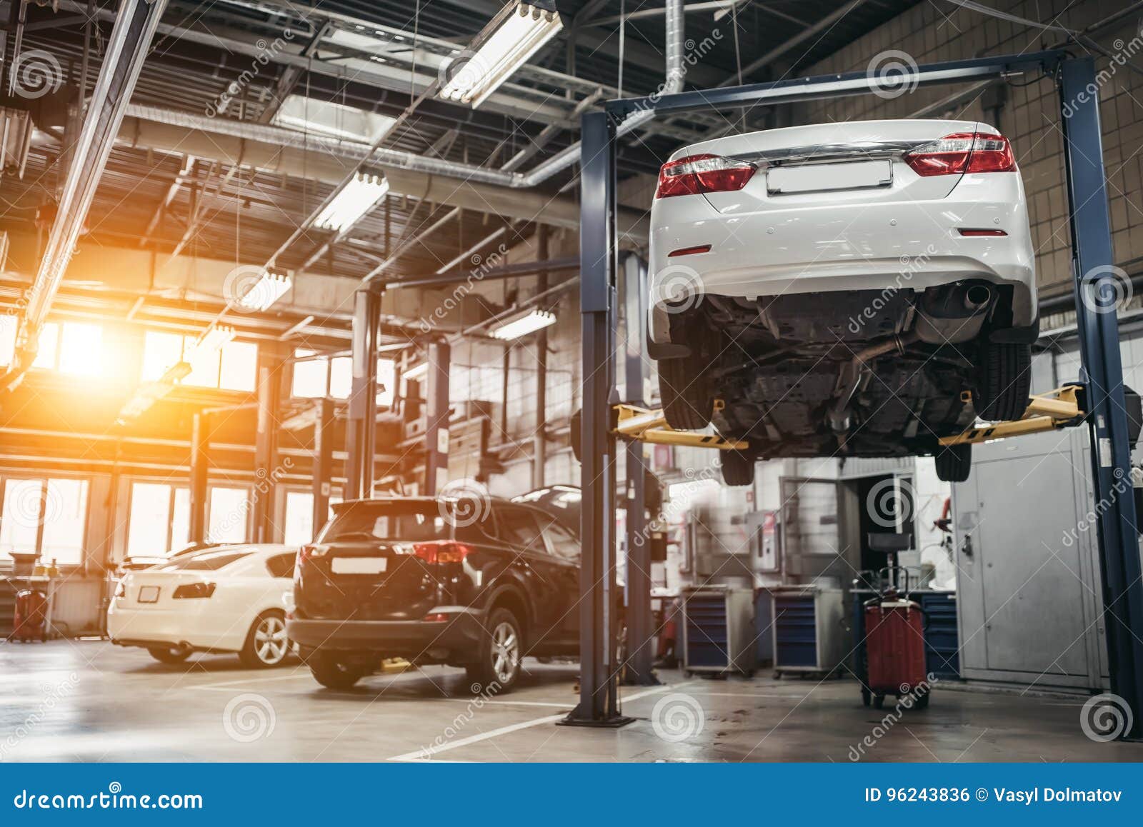 Auto's in autoservice stock foto. Image of motor, band - 96243836