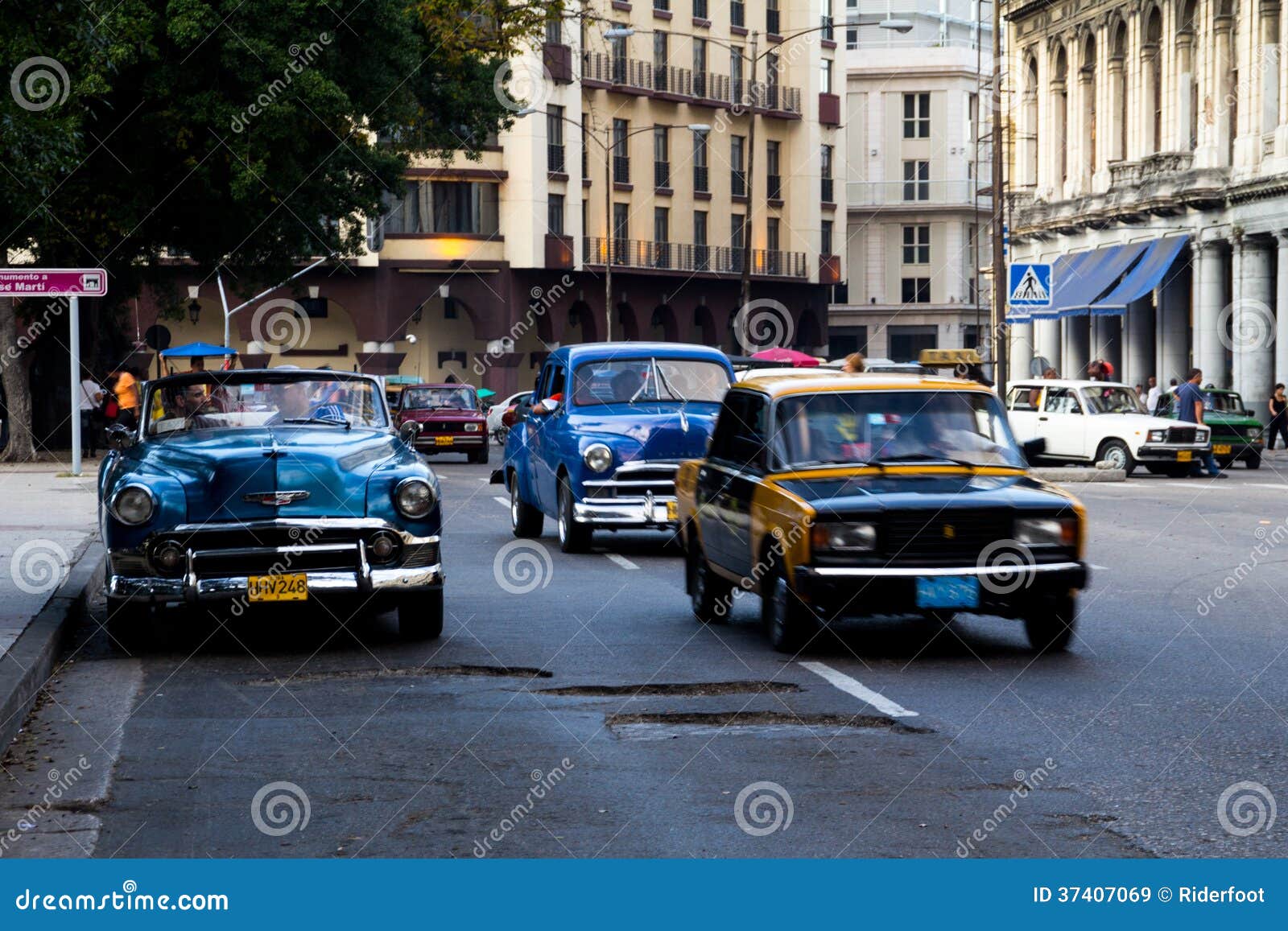 Auto's in De Straat Van La Havana Redactionele Stock Afbeelding - Image ...