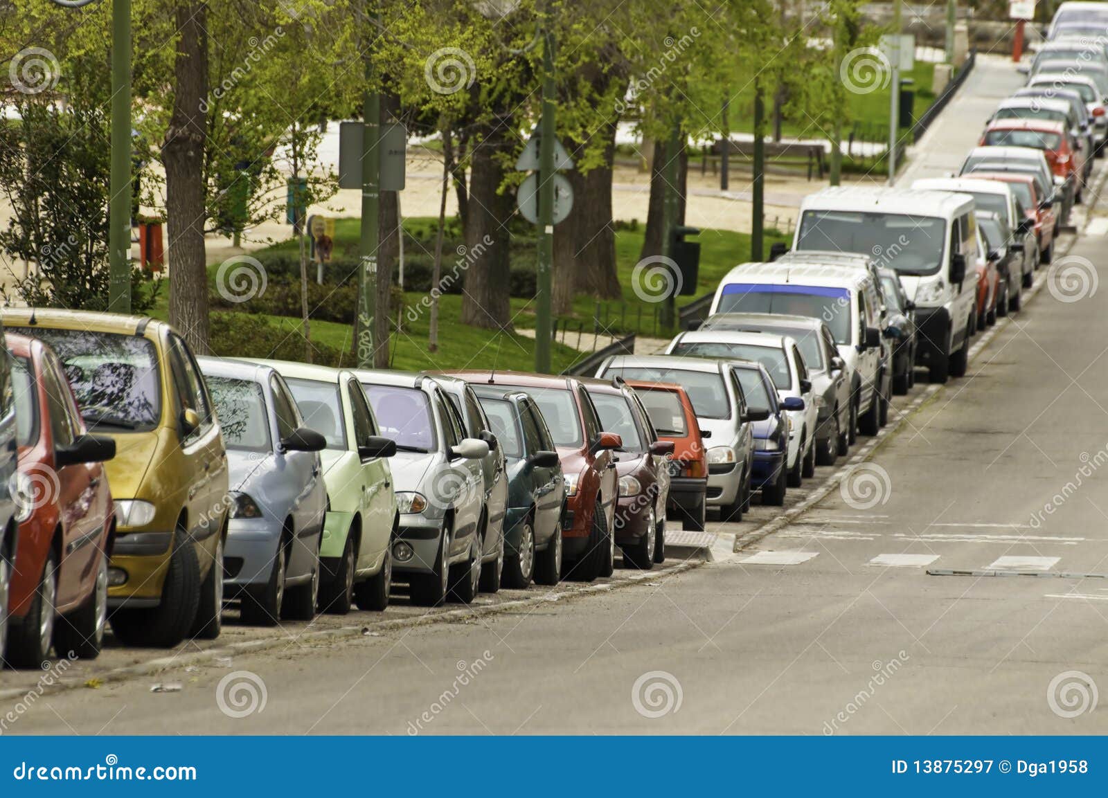 Auto's Die Op De Straat Worden Geparkeerd Stock Afbeelding - Image of ...