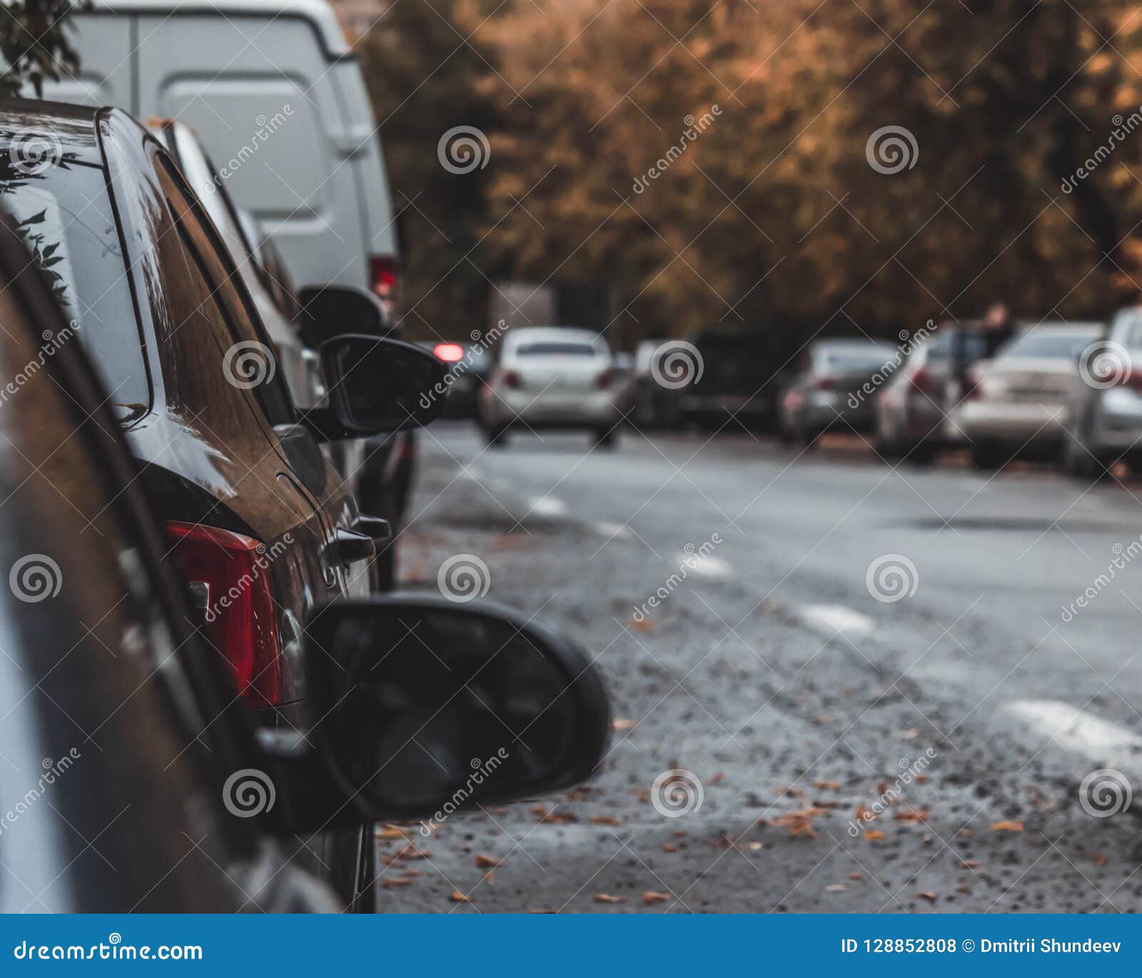 Auto's Langs De Straat Worden Geparkeerd Die Stock Foto - Image of ...