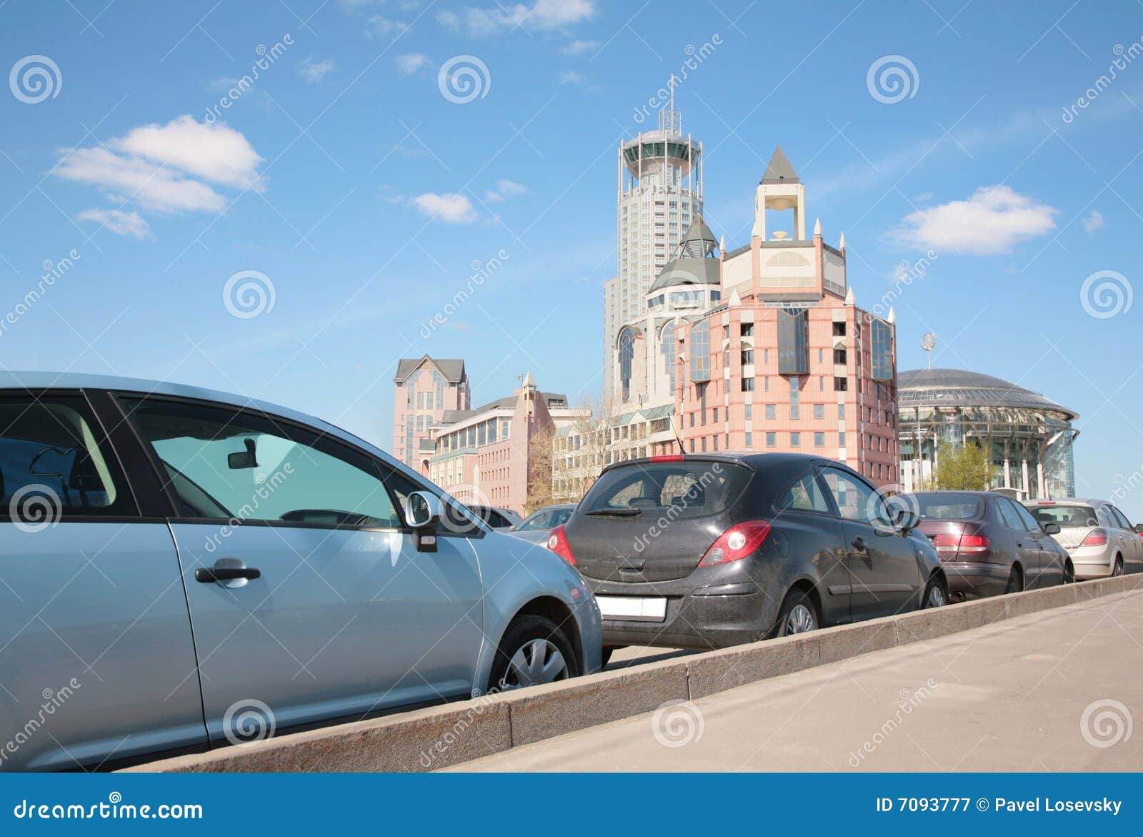 Auto's op straat stock afbeelding. Image of plaats, mensen - 7093777