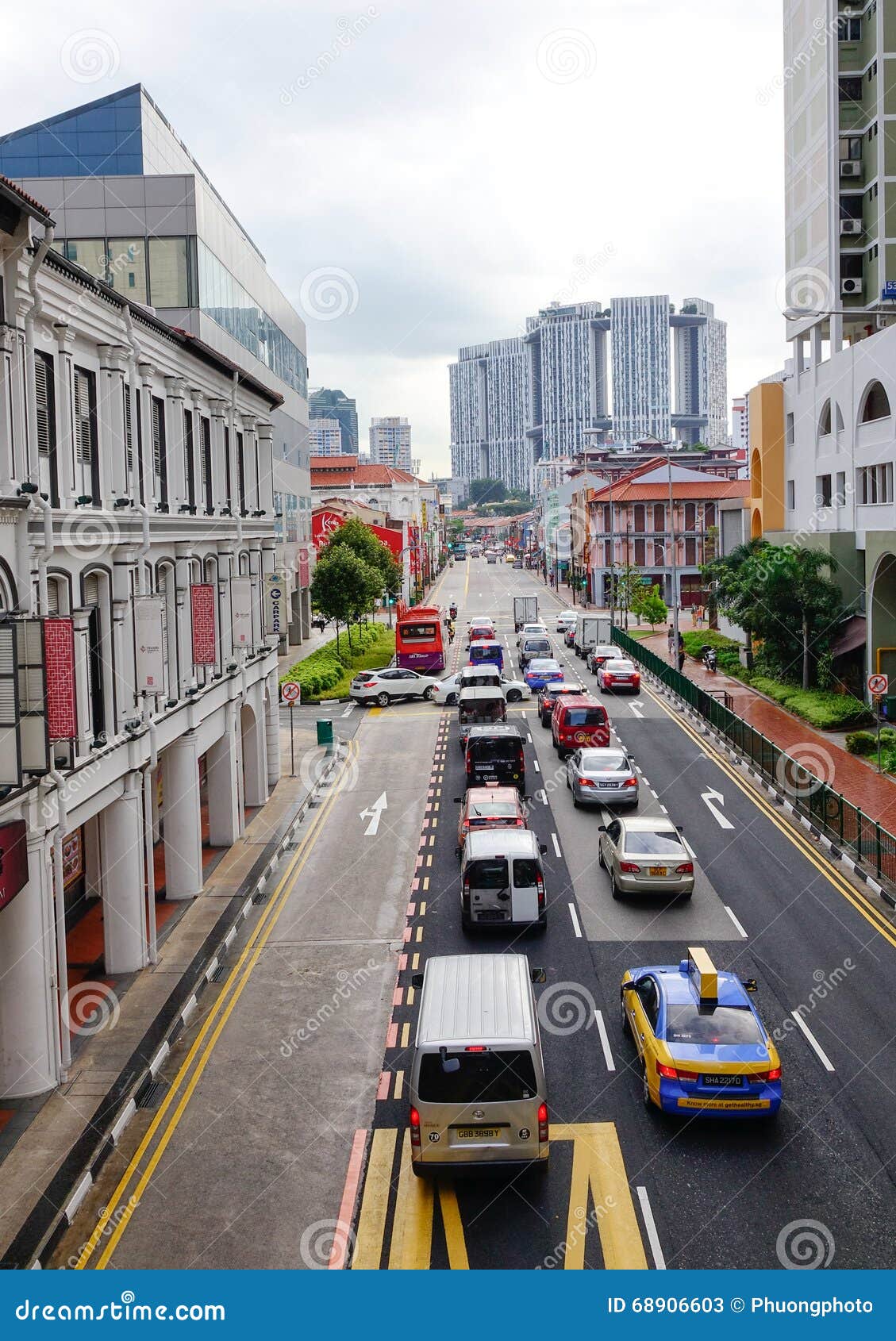 Auto's Op Straat in Singapore Redactionele Stock Foto - Image of ...