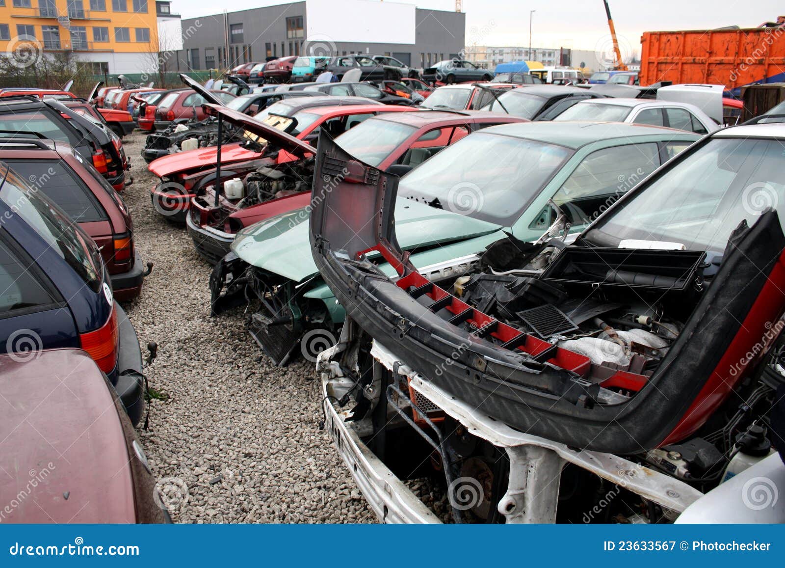 Auto's voor het schroot stock afbeelding. Image of industrie - 23633567