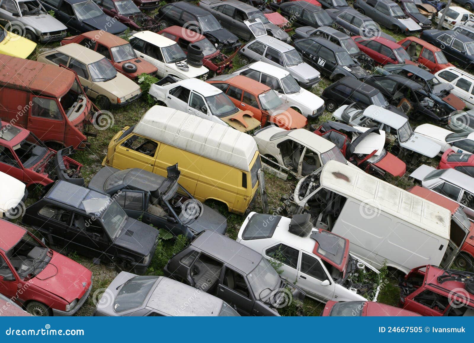 Auto Schroot stock afbeelding. Image of ongeval, stapel - 24667505