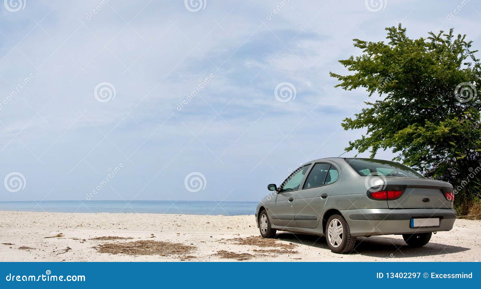 Auto am Strand stockbild. Bild von transport, tourismus - 13402297