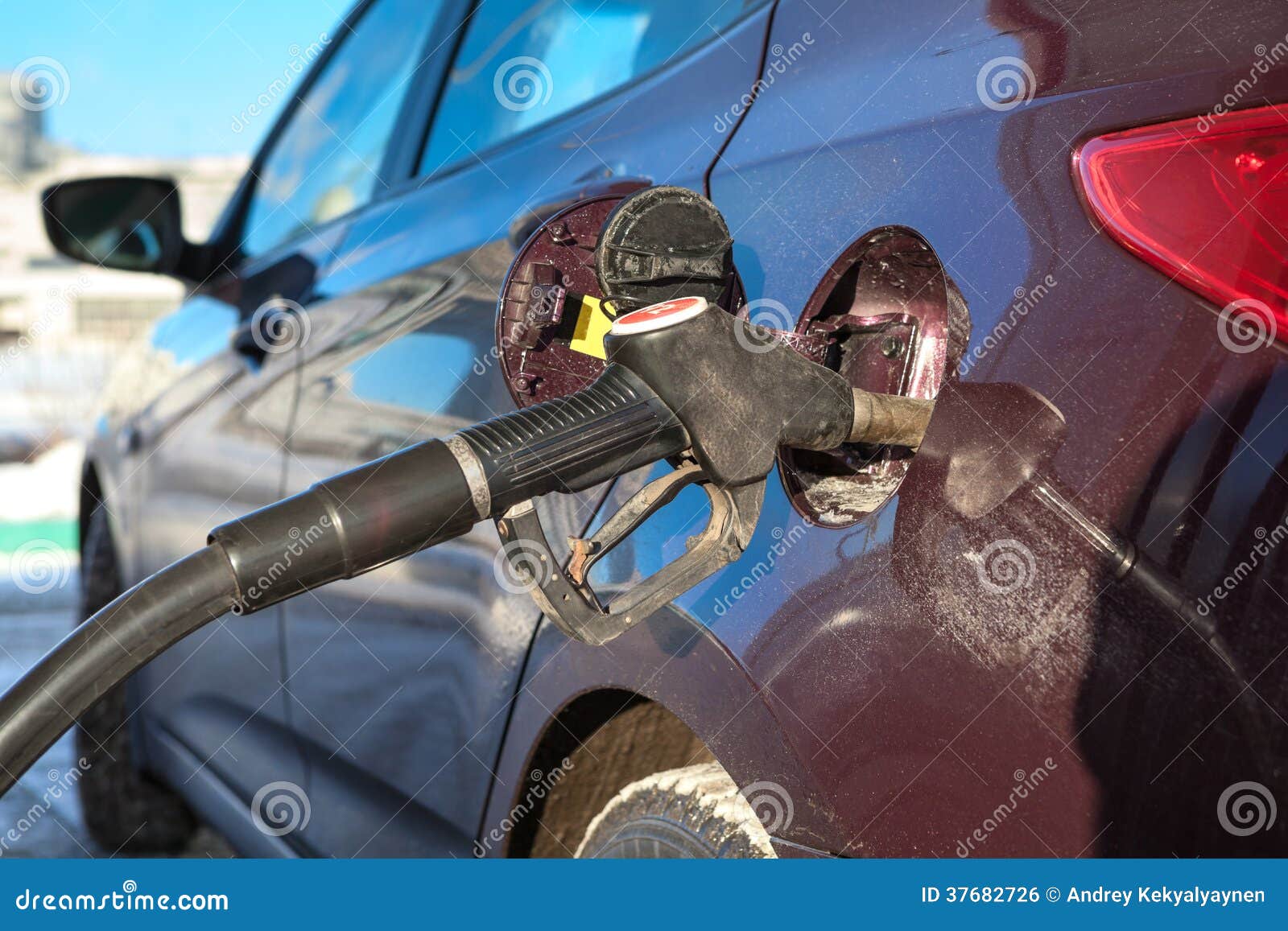 Auto Tanken in Der Tankstelle Wieder Stockfoto - Bild von preis, griff ...