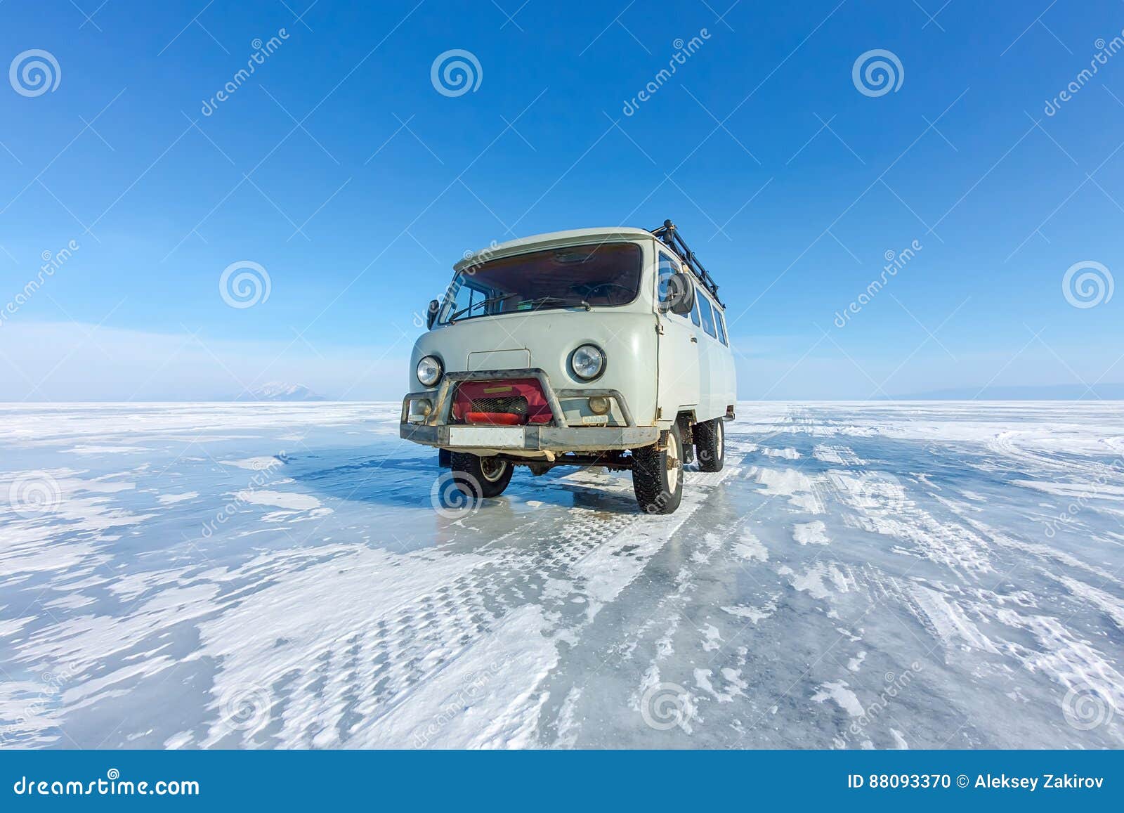 Auto UAZ-Kleinbus Auf Dem Eis Vom Baikalsee Stockfoto - Bild von auto ...