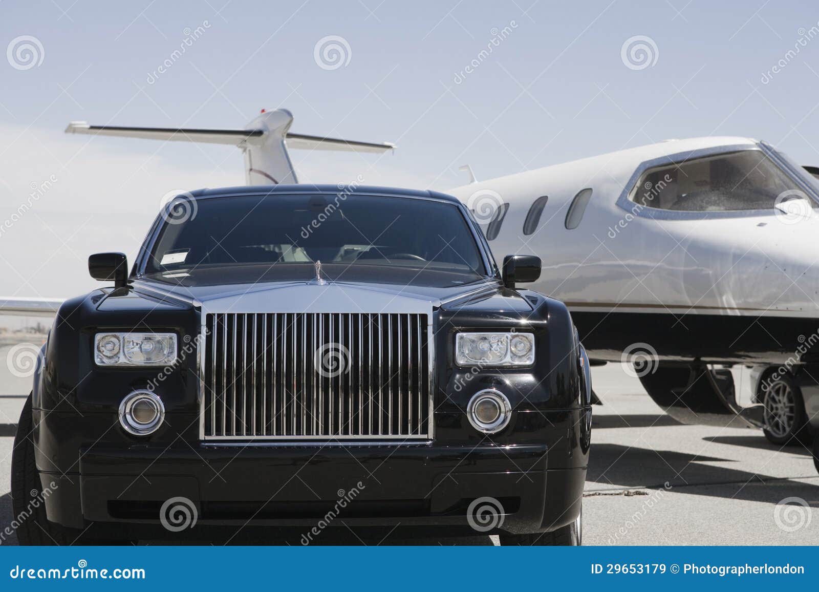 Auto Und Flugzeug am Flugplatz Stockbild - Bild von fluglinie ...