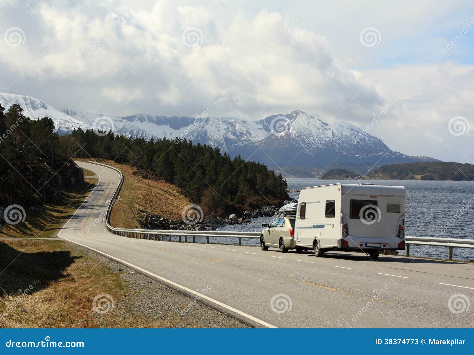 Auto und Wohnwagen stockbild. Bild von fahrrad, sommer - 38374773