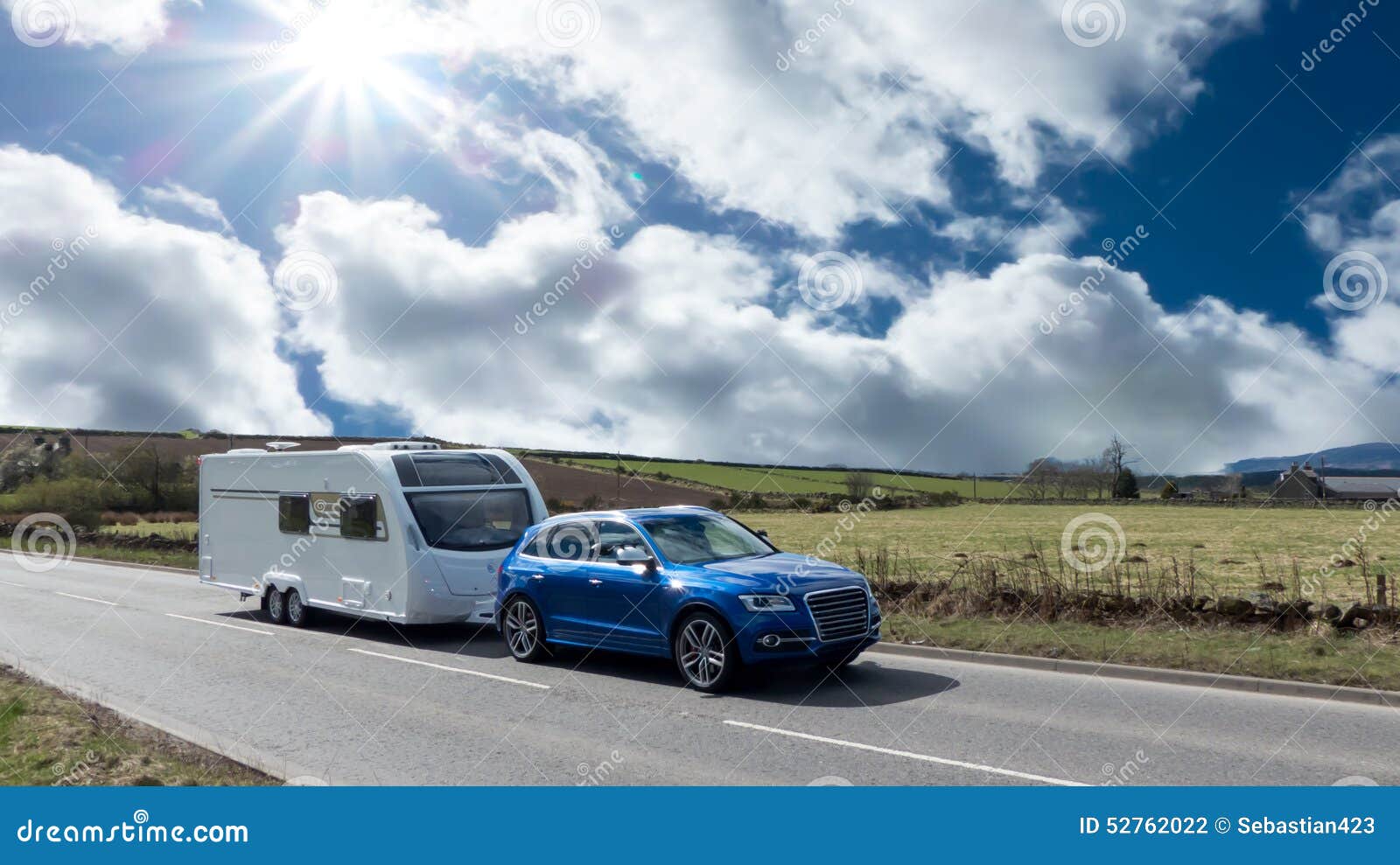 Auto und Wohnwagen stockfoto. Bild von kampieren, feiertag - 52762022