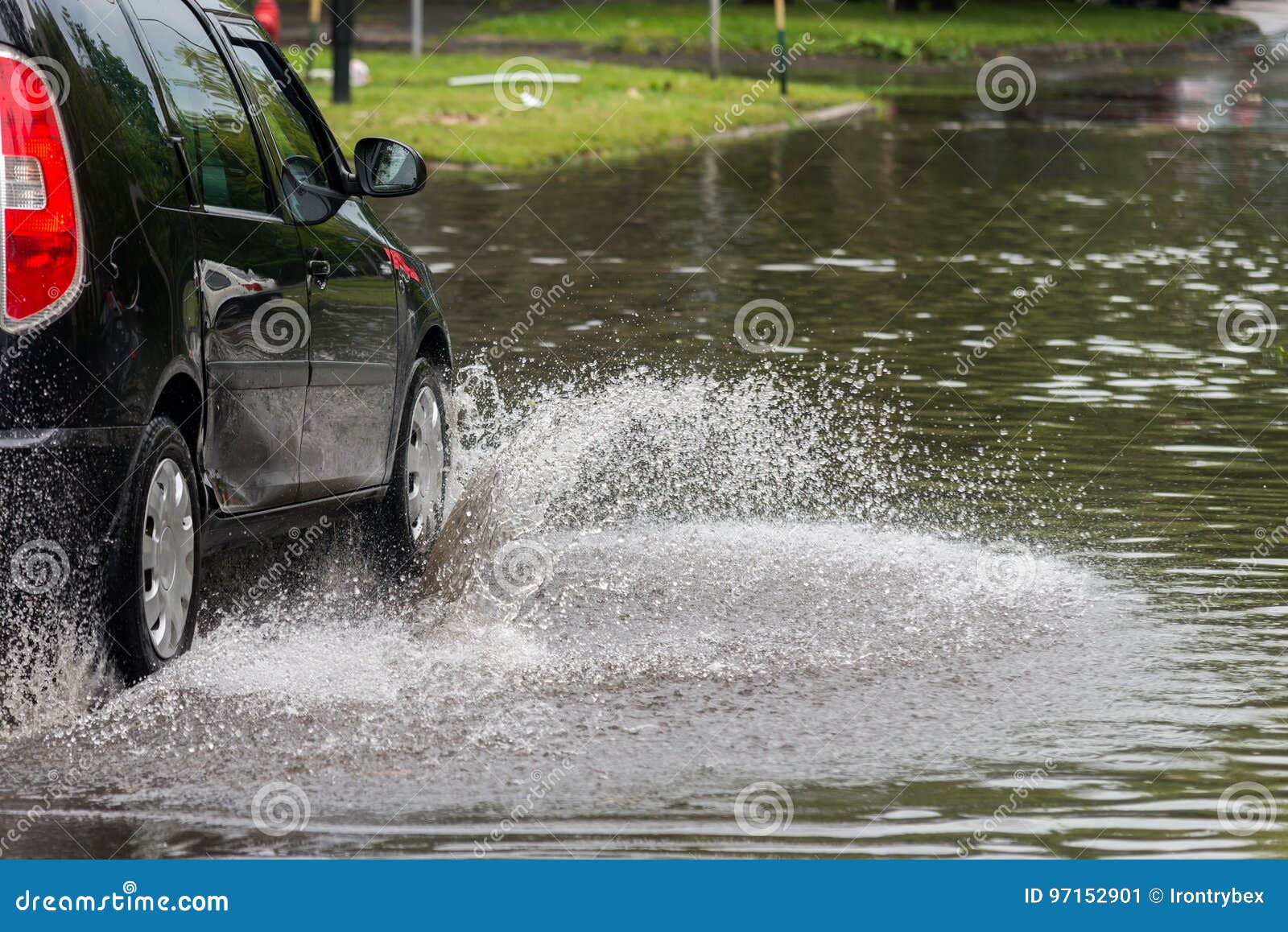 Auto in Water Na Zware Regen En Vloed Stock Afbeelding - Image of ...