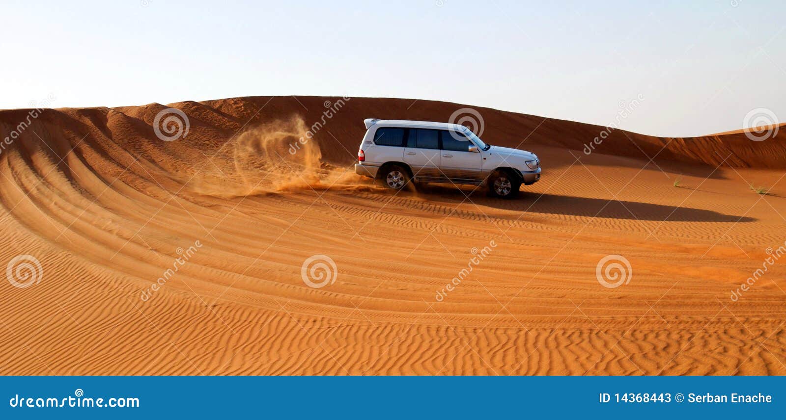Auto in woestijn stock afbeelding. Image of kant, afstand - 14368443