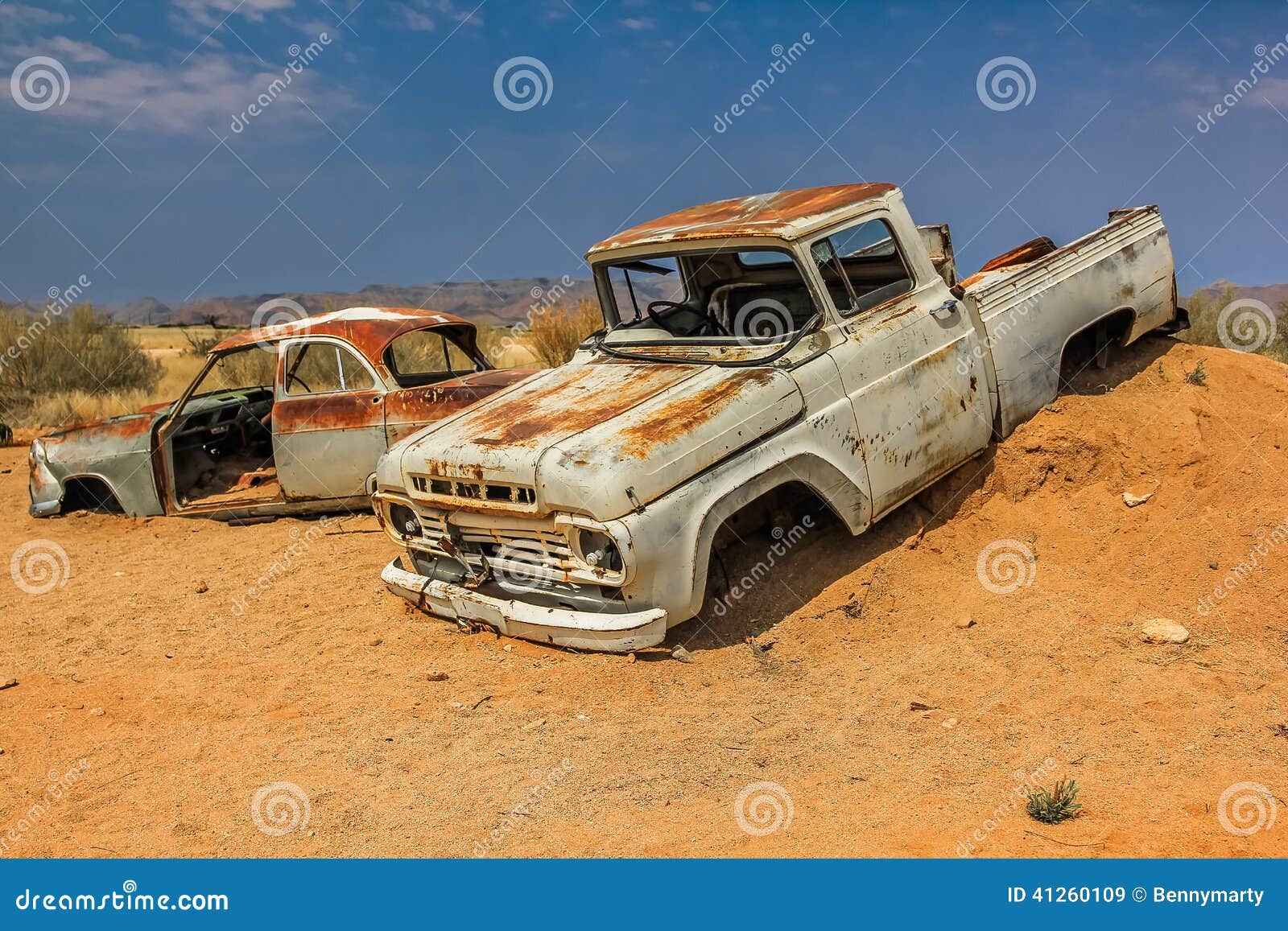 Auto-Wrack in der Wüste stockbild. Bild von rost, wracke - 41260109