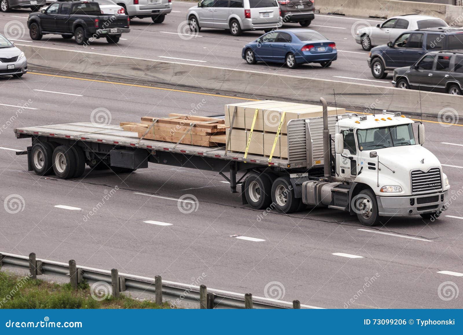 Autoarticolato a Base Piatta Sulla Strada Principale Fotografia ...