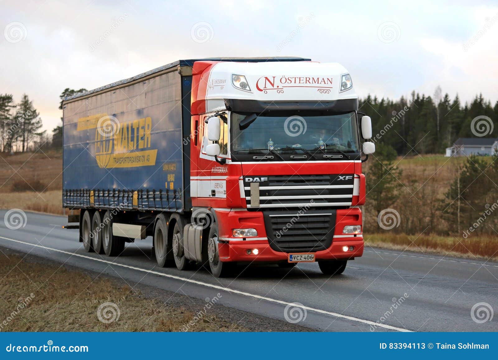Autoarticolato Rosso E Bianco Di DAF XF Sulla Strada Fotografia Stock ...