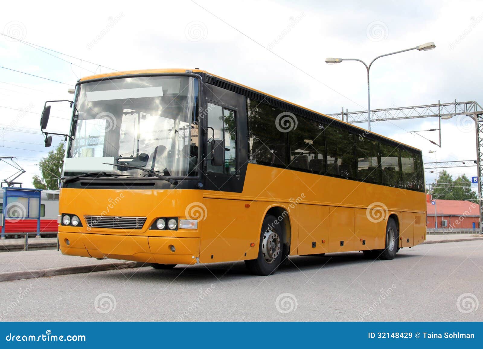 Autobús Amarillo En El Ferrocarril Imagen de archivo - Imagen de ...