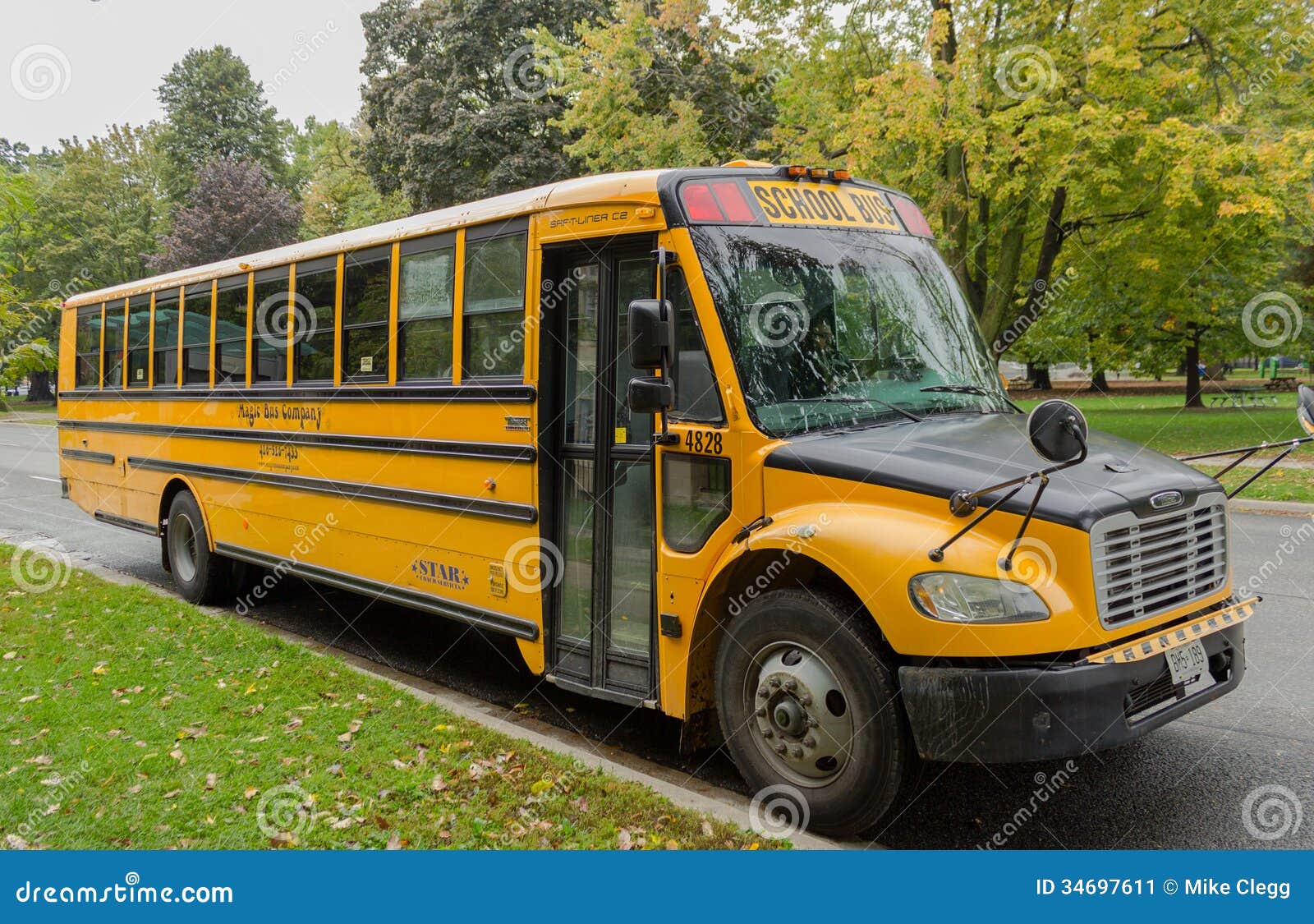 Autobús Escolar Amarillo Brillante Foto editorial - Imagen: 34697611