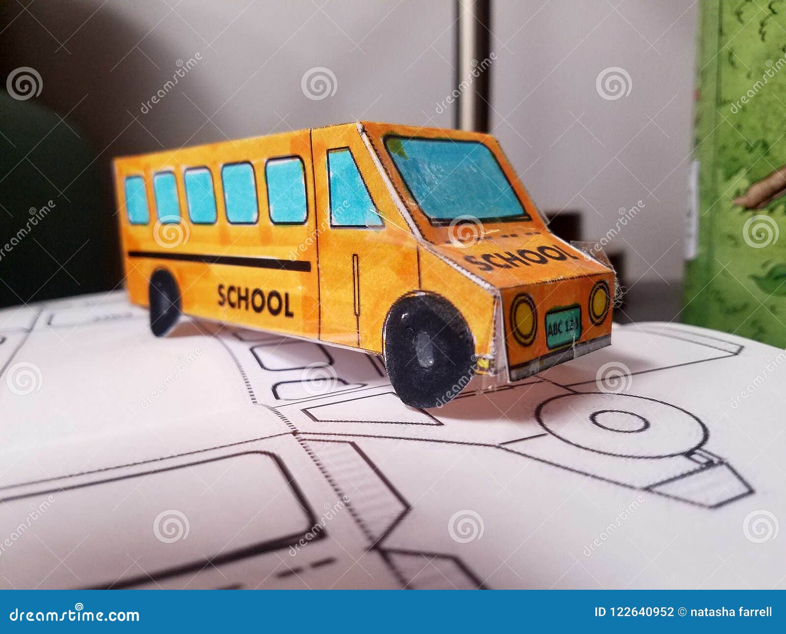 Autobús escolar de papel foto de archivo. Imagen de papel - 122640952