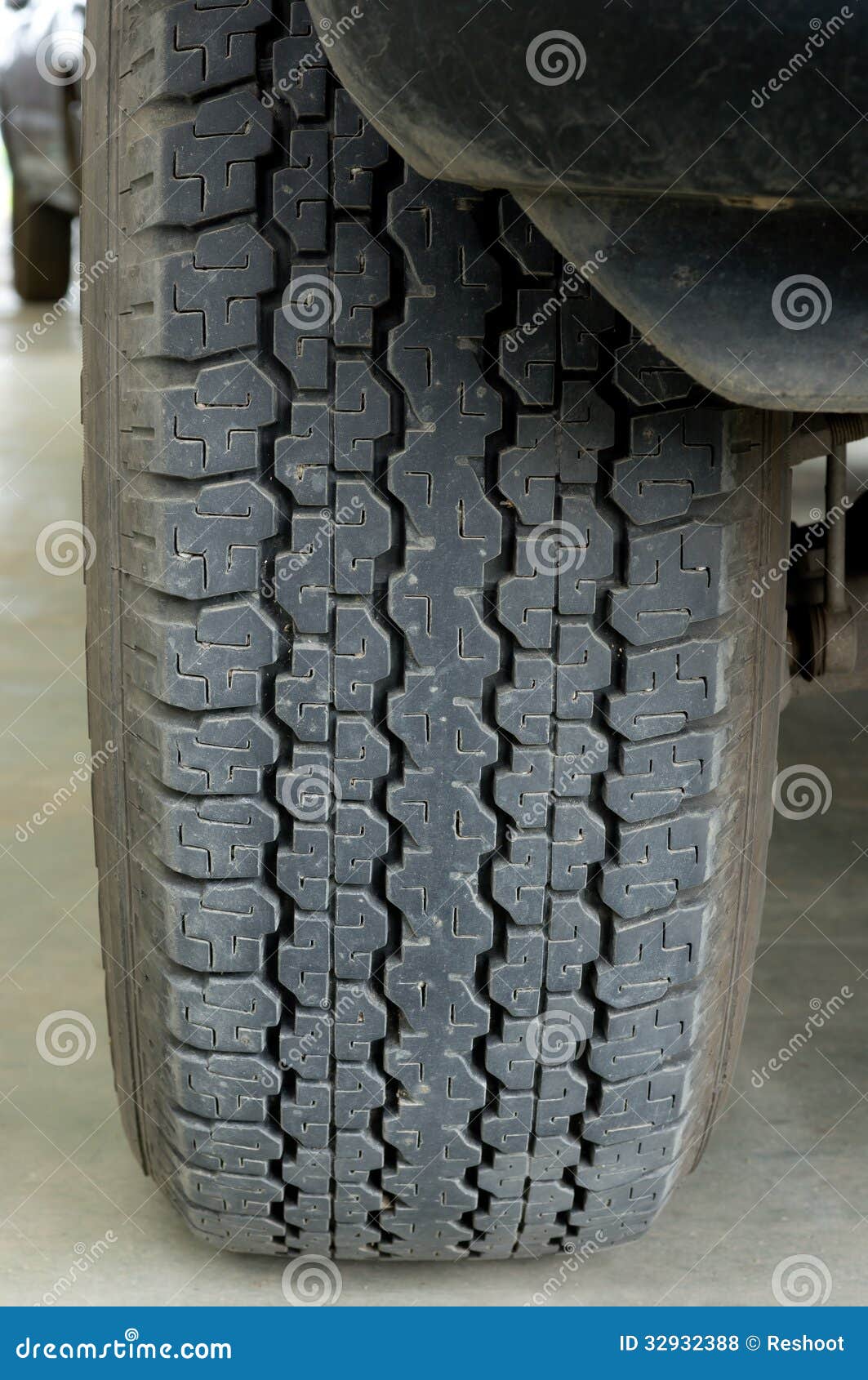 Autoband stock foto. Image of oppervlakte, textuur, loopvlak - 32932388