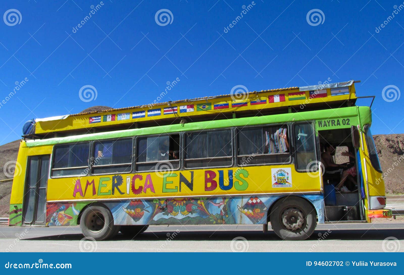 Autobus jaune coloré photographie éditorial. Image du coloré - 94602702