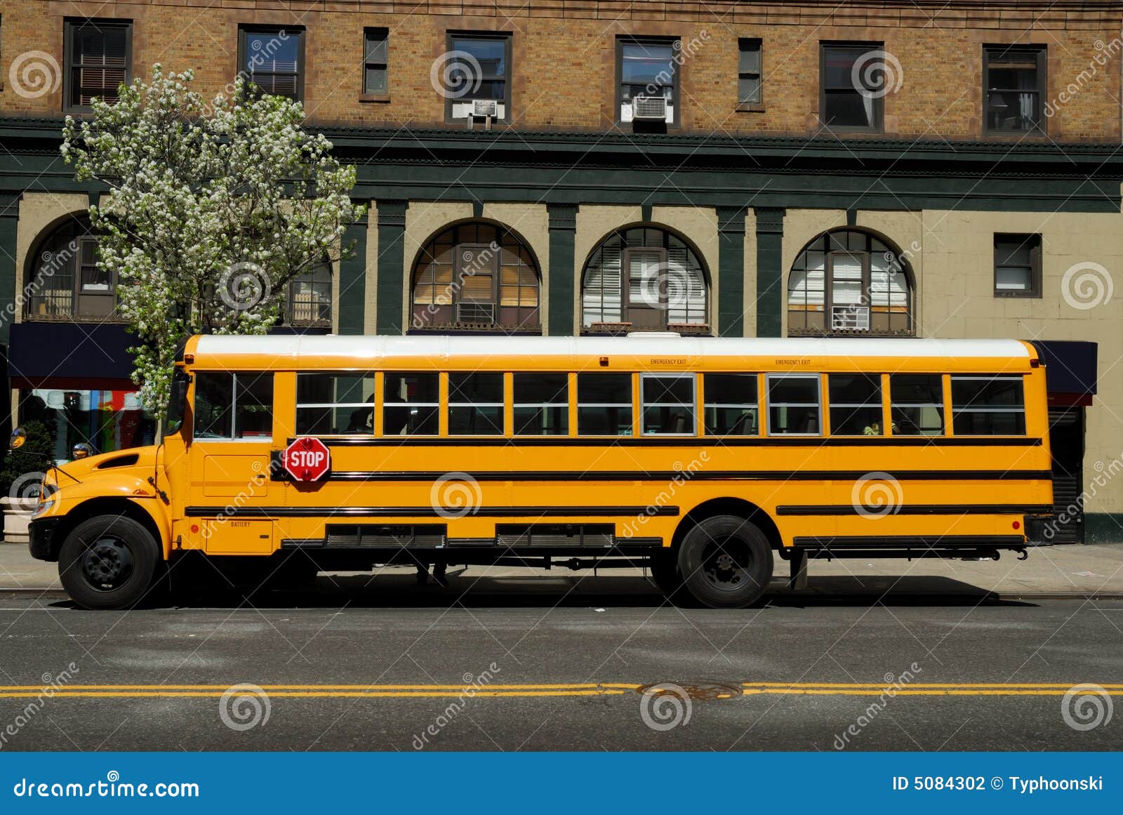 Autobus scolaire jaune photo stock. Image du véhicule - 5084302