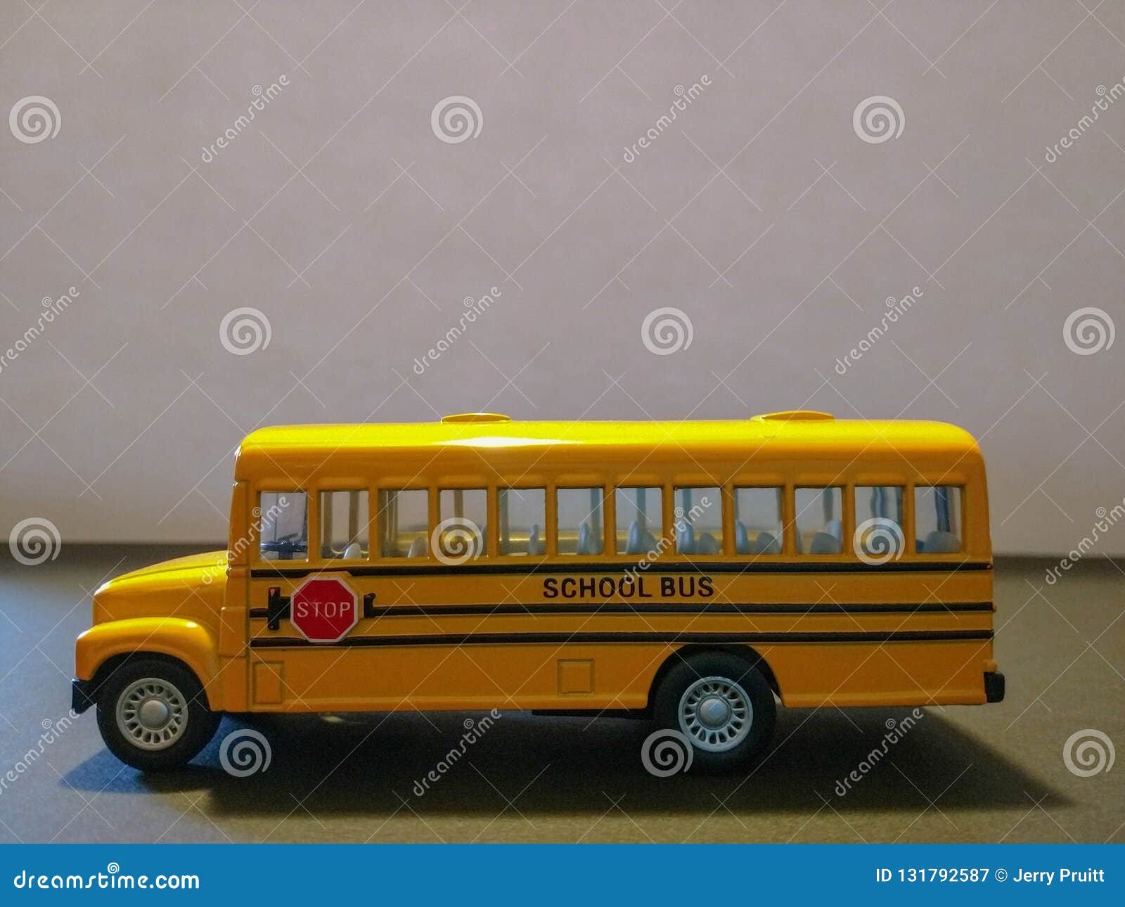 Autobus Scolaire Jaune Photos Stock - Téléchargez 1,931 Photos libres ...