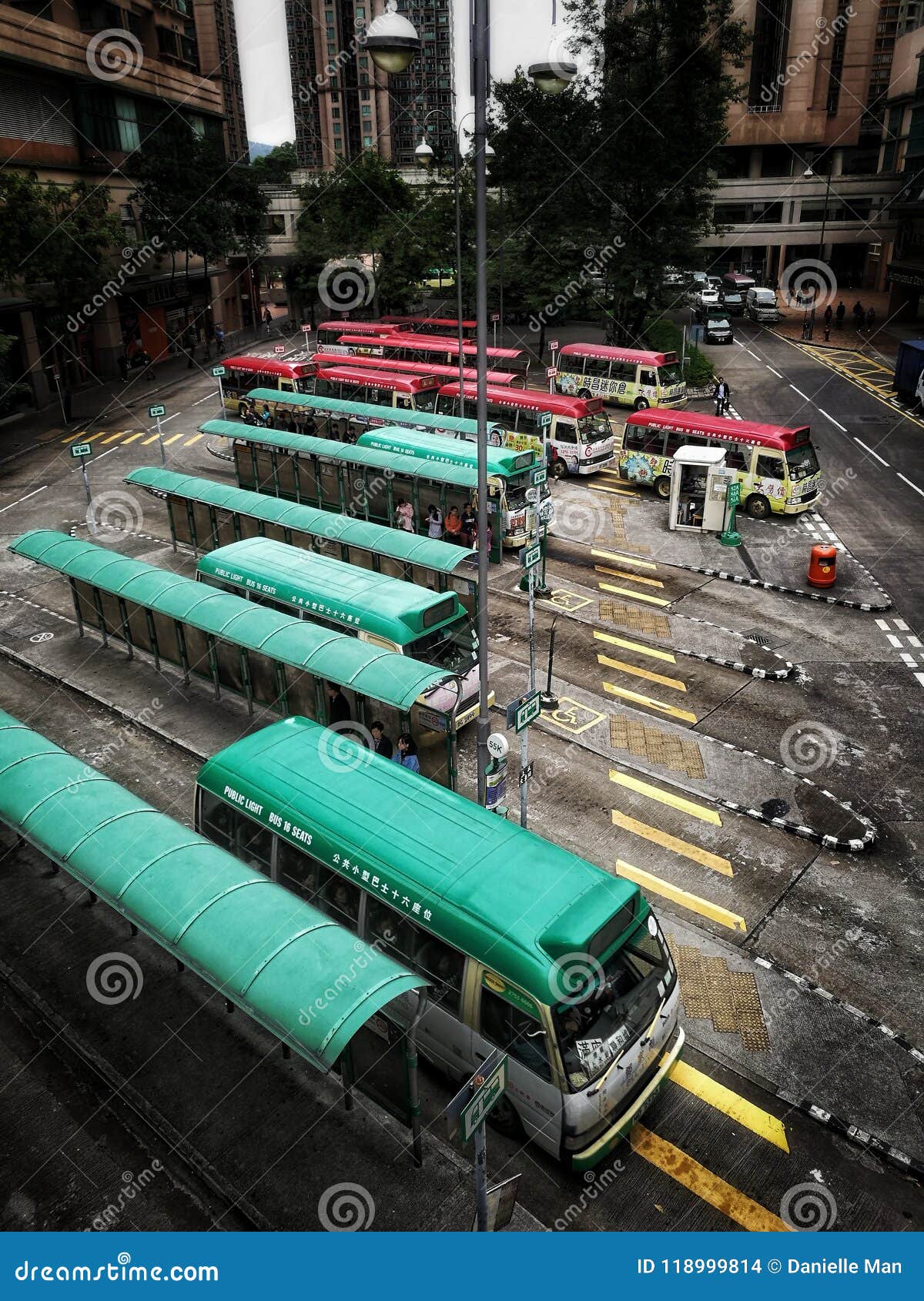 Autobuses verdes rojos imagen de archivo editorial. Imagen de ...