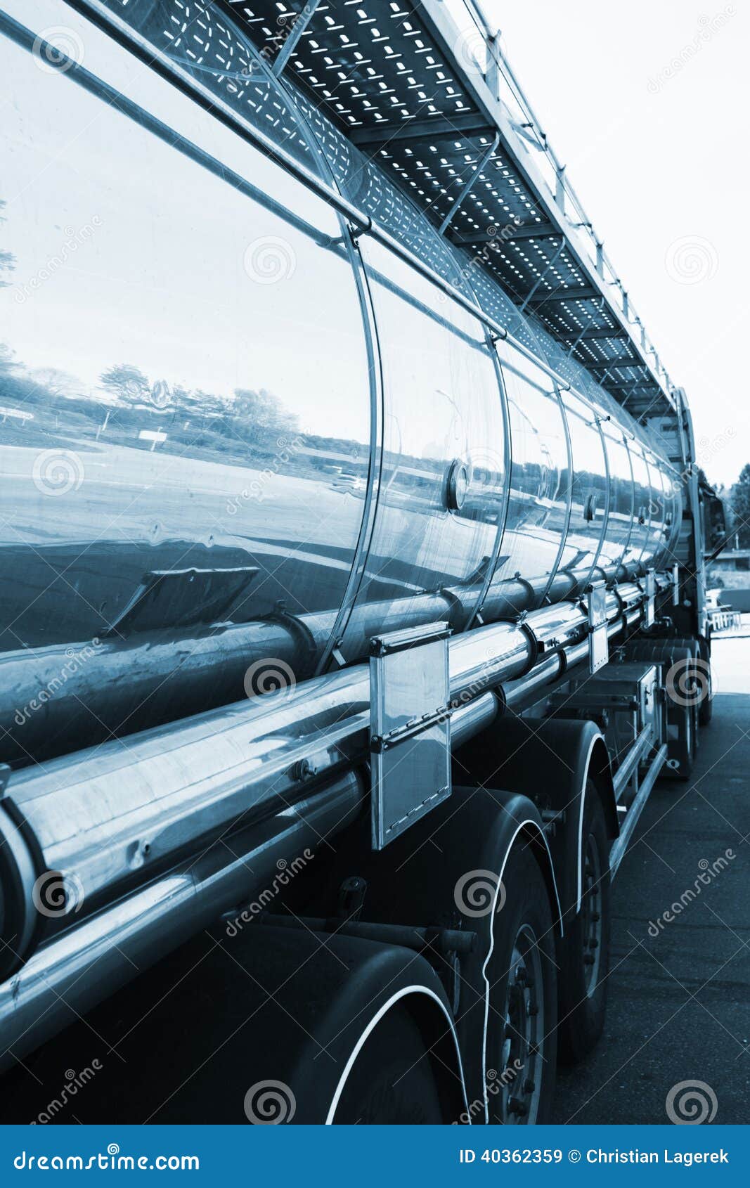 Autocisterna, autocisterna immagine stock. Immagine di traffico - 40362359