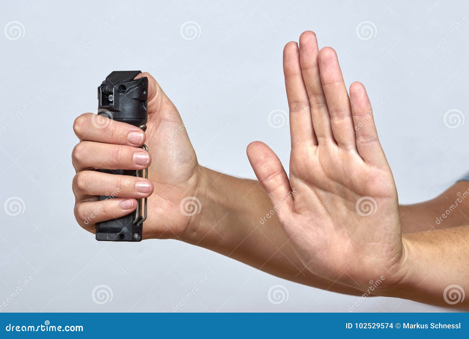 Autodefensa - Hembra Con El Spray De Pimienta Foto de archivo - Imagen ...