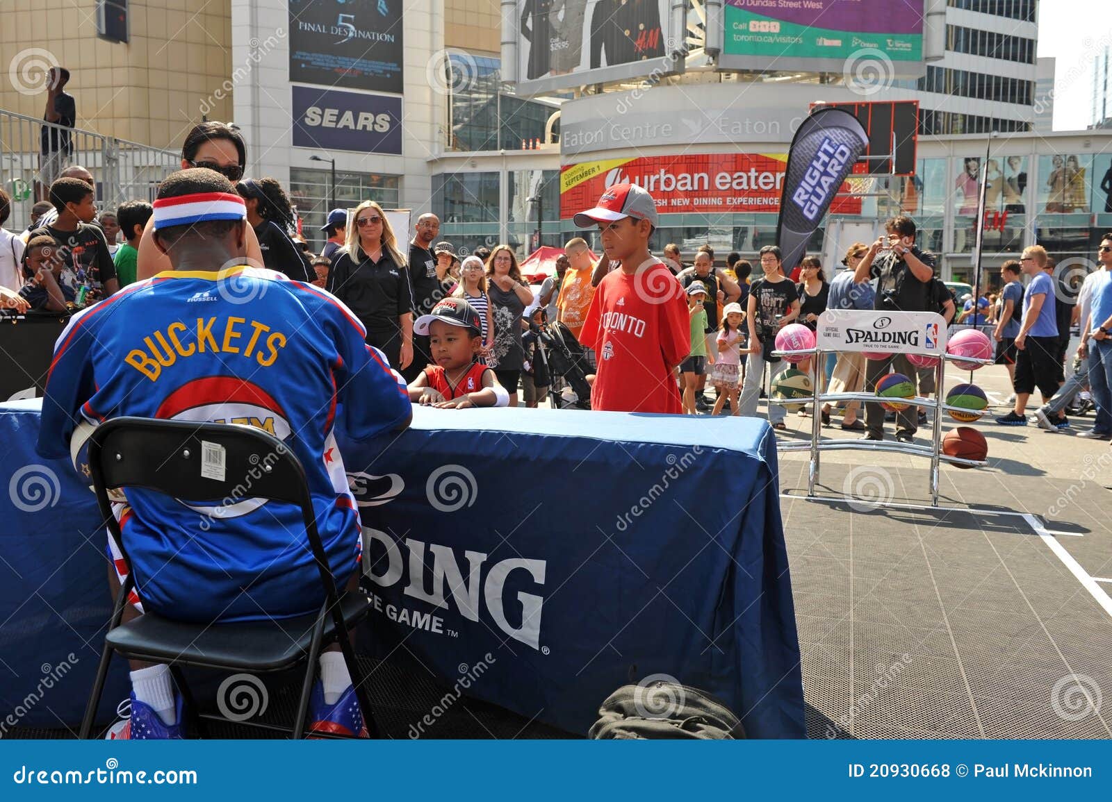 Autograph Line for Harlem Globetrotter Editorial Stock Photo - Image of ...