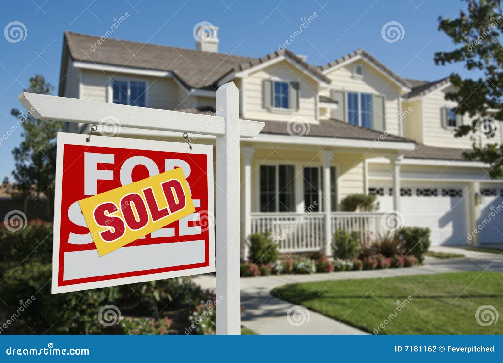 Autoguidez Le Signe De Vente De Maison Vendu Photo stock - Image du ...
