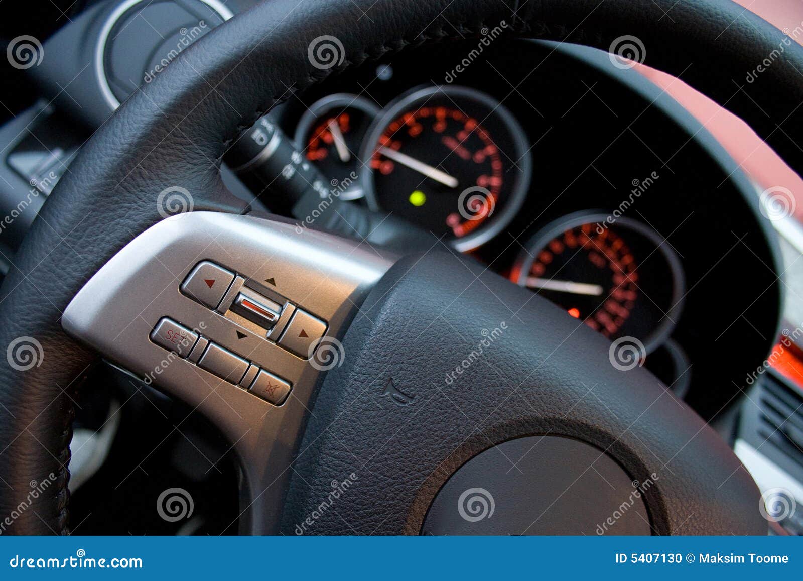 Autolenkrad Und Instrumententafel Stockfoto - Bild von platte, grau ...