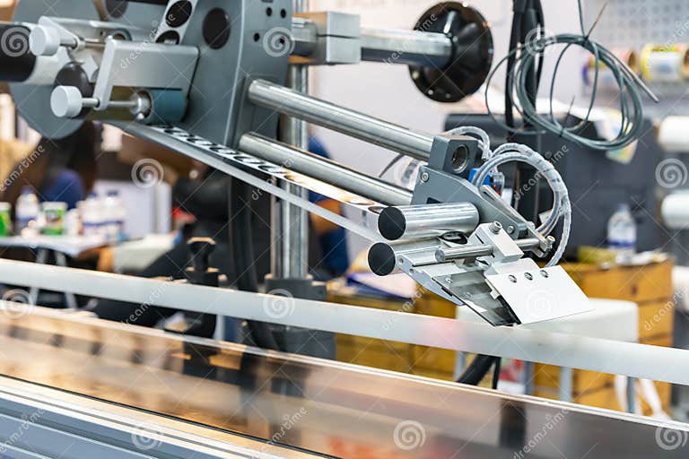 Automatic Continuous Labeling Machine for Labelling Product on Belt ...