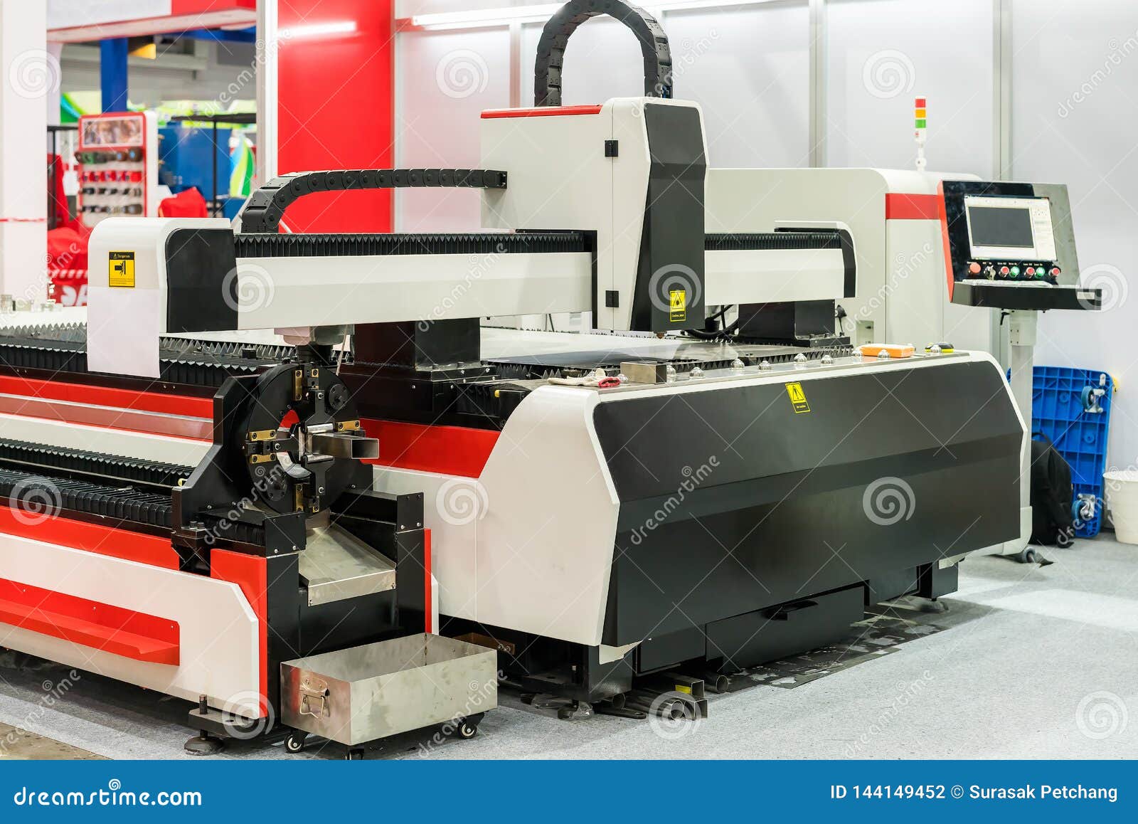 Automatic Feed and Clamp for Square Pipe for High Precision Metal Sheet ...