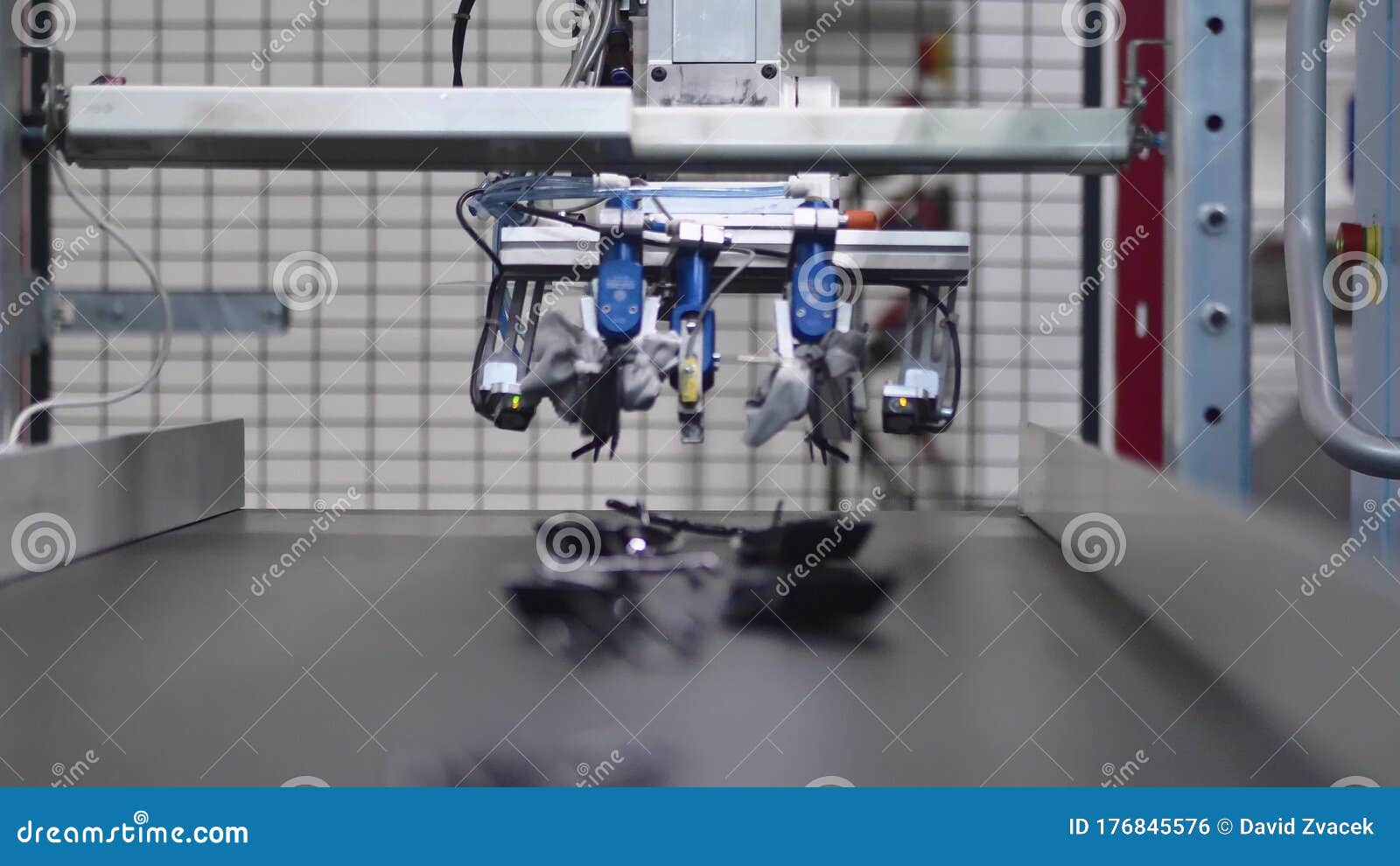 Automatic Plastic Injection Molding Machine, Robotics Arm Inserts ...